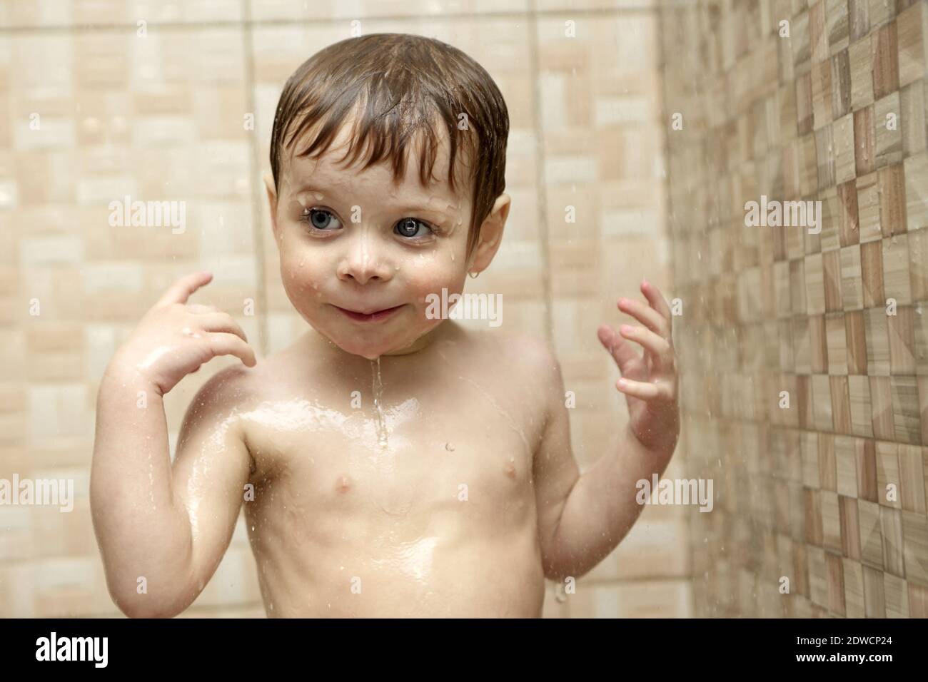 Boy Shower Happy Stockfotos und -bilder Kaufen - Alamy