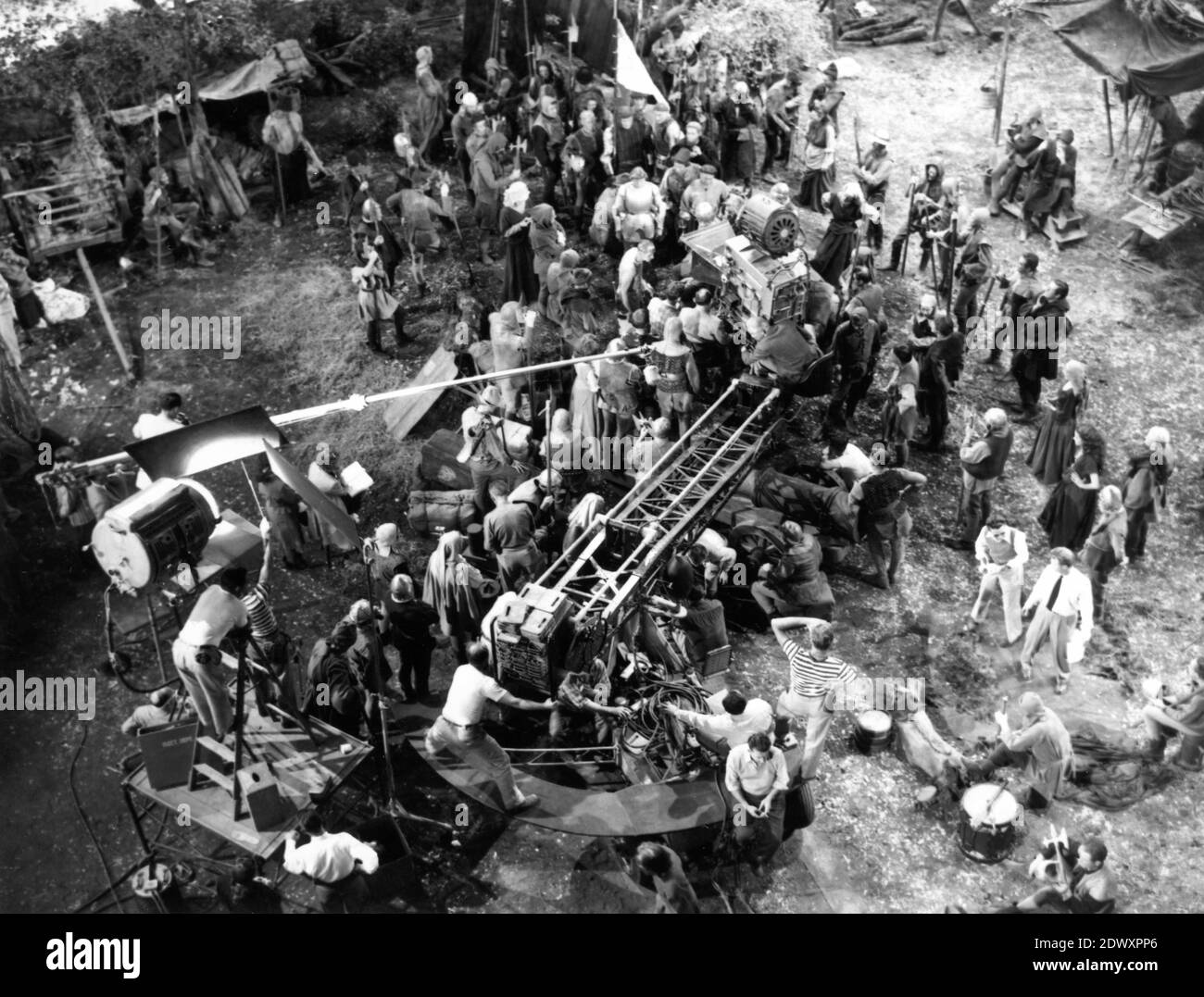 INGRID BERGMAN und Regisseur VICTOR FLEMING (auf Kamera-Kranstuhl) Am ...