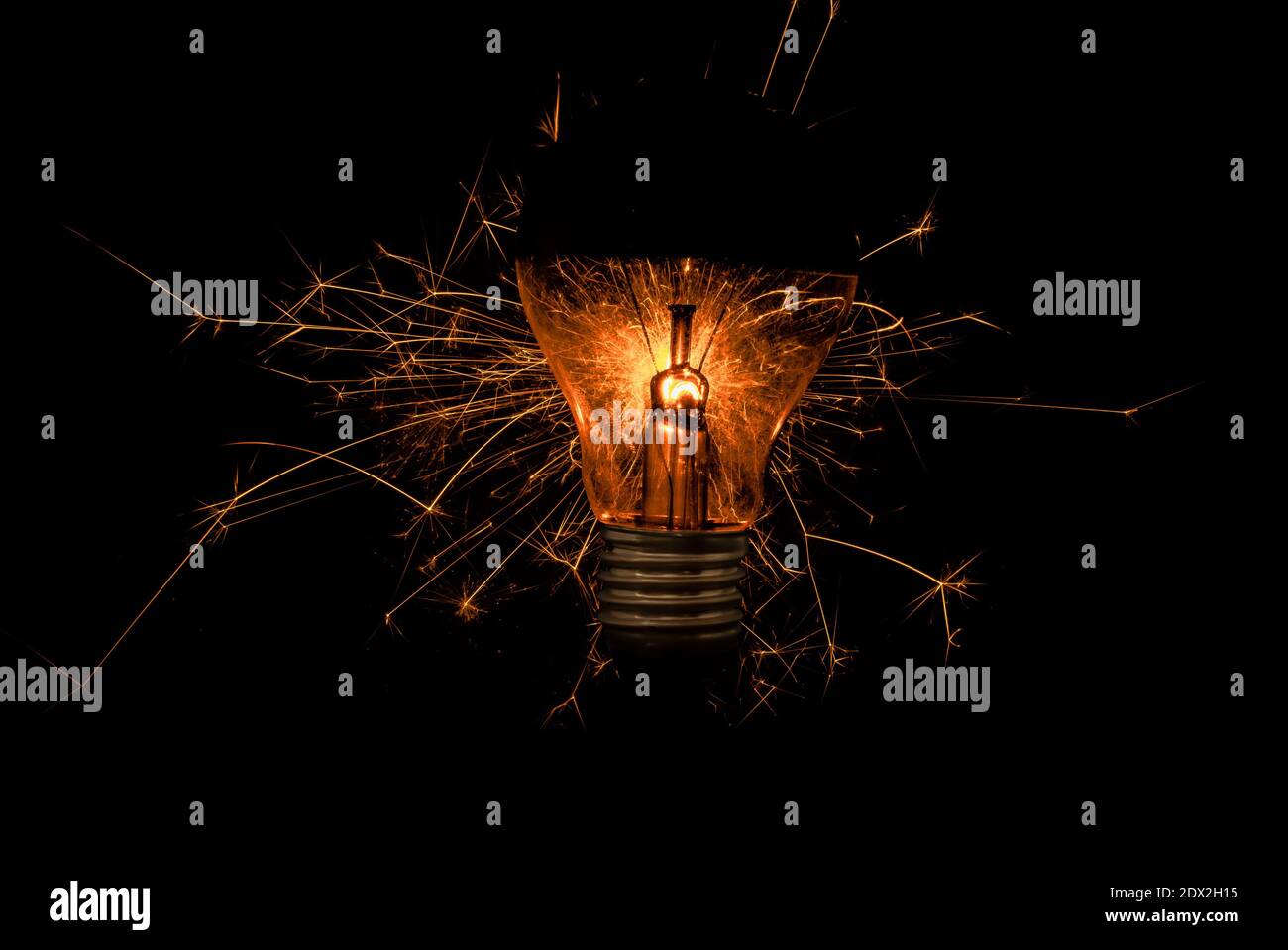 Lampen leuchten im feuer -Fotos und -Bildmaterial in hoher Auflösung ...