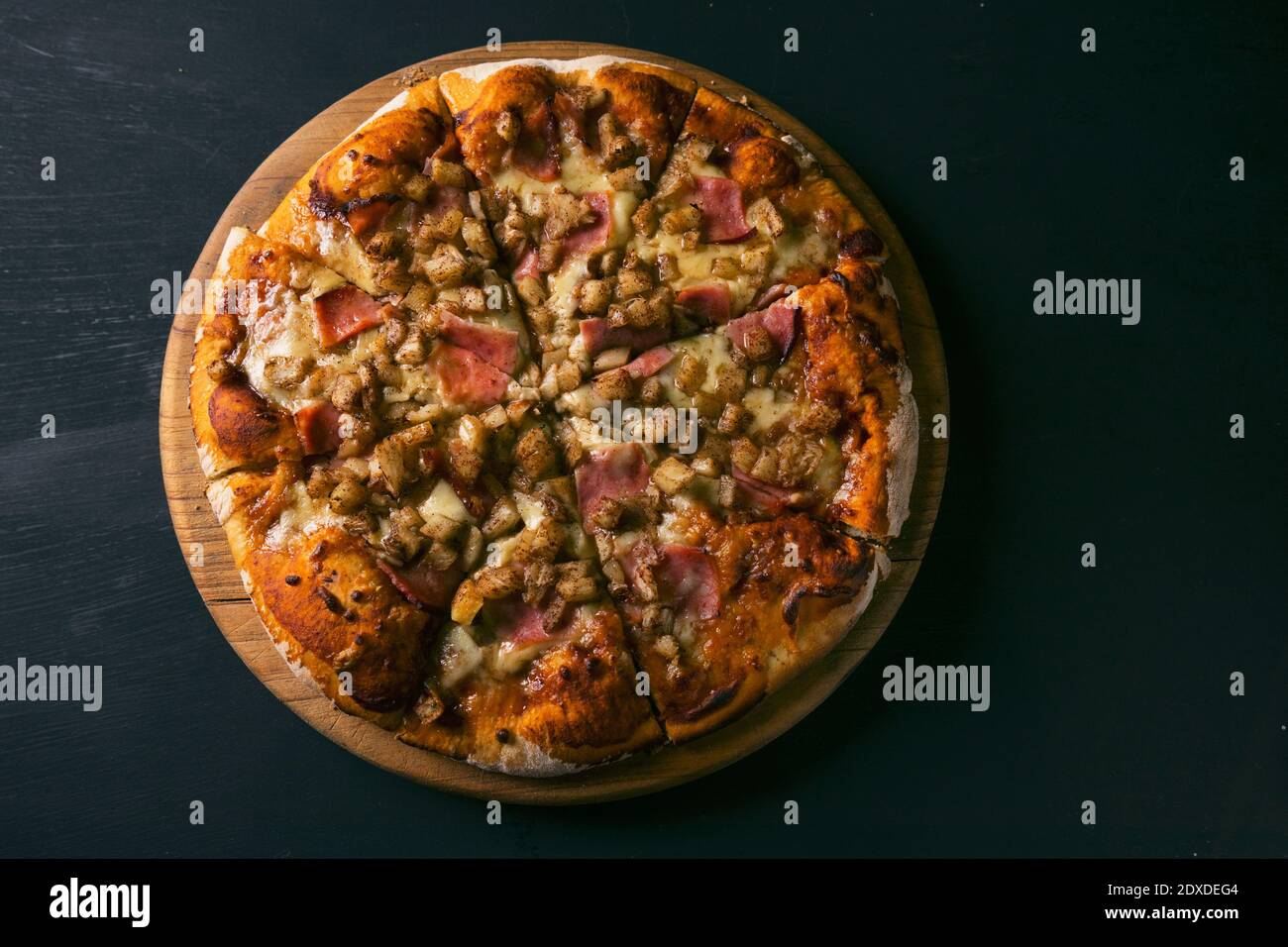 Ananas und Schinken Hawaiian Pizza auf schwarzem rustikalem Holz ...