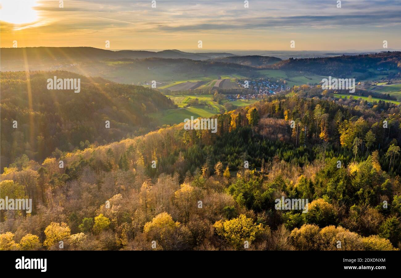 Luft wald herbst sonnenaufgang -Fotos und -Bildmaterial in hoher Auflösung – Alamy