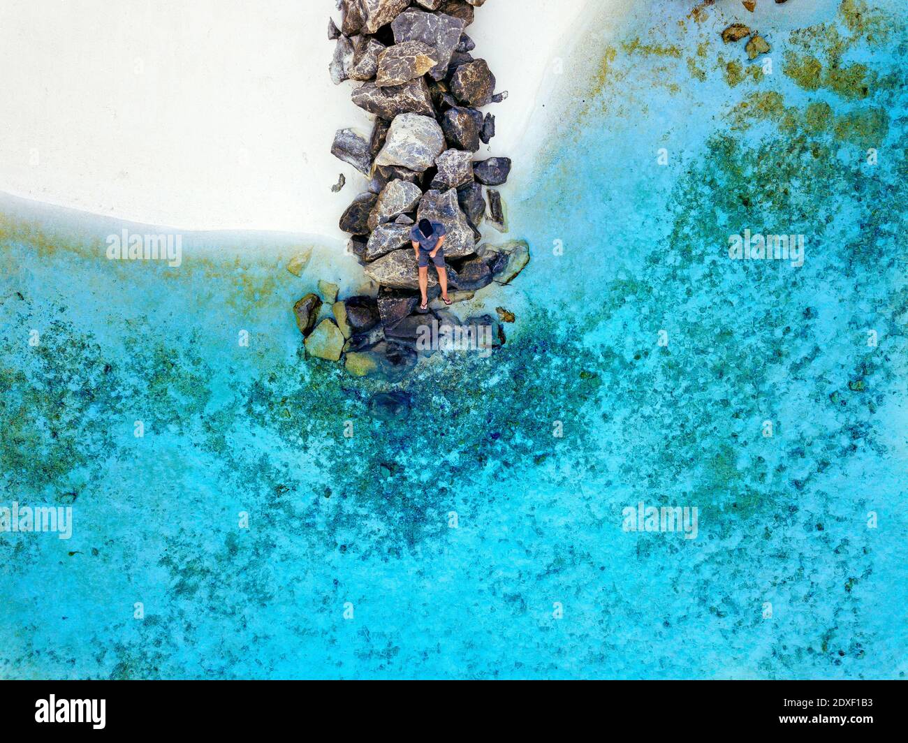 Malediven, Kaafu Atoll, Luftansicht des Mannes, der allein am Rand der ...