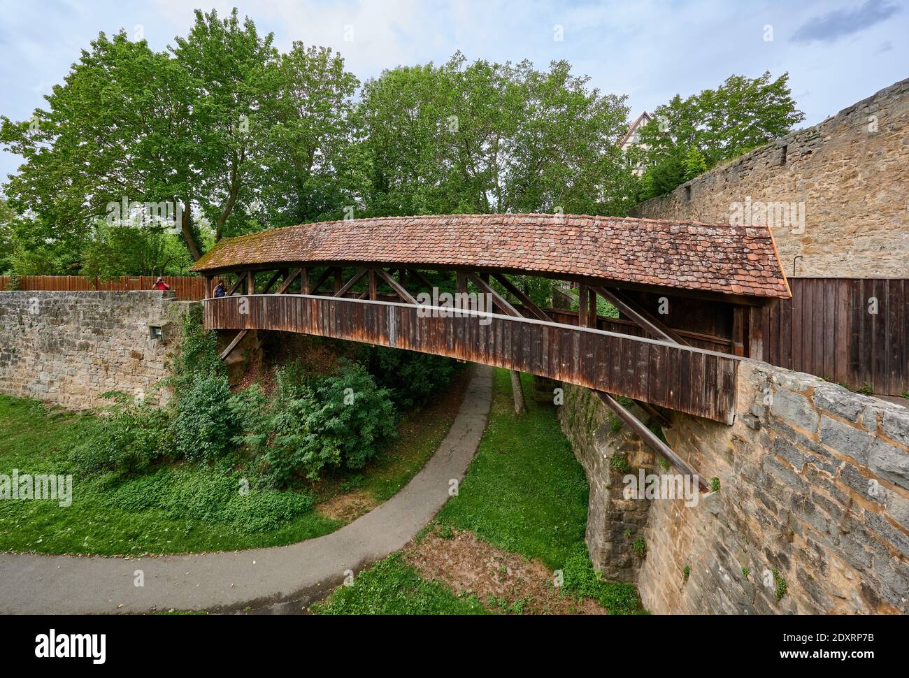 Holzbrücke am Spitaltor und der Spitalbastei, Stadtmauer von Rothenburg ...