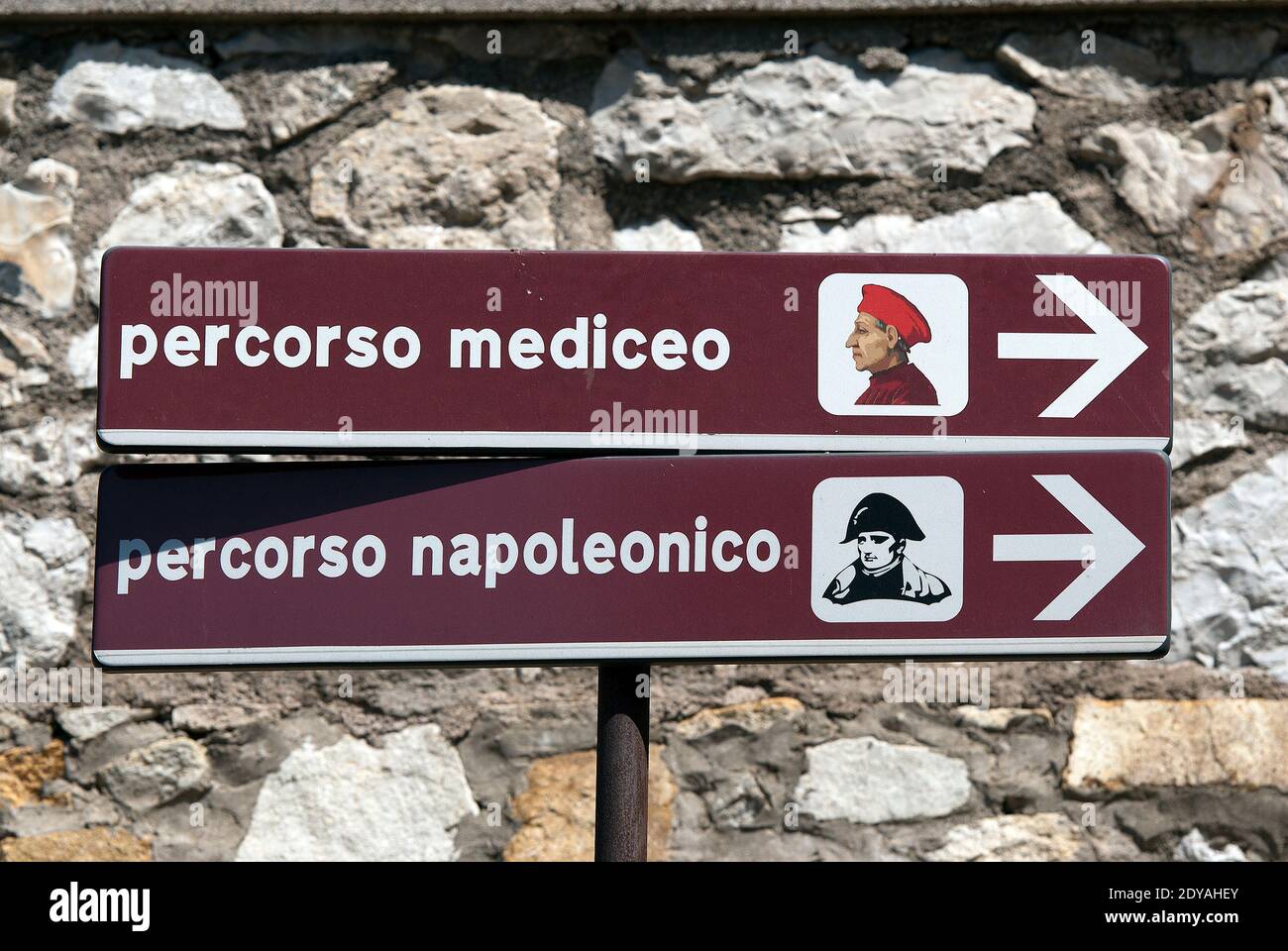 Historische Wegweiser in Portoferraio, Insel Elba, Toskana, Italien ...