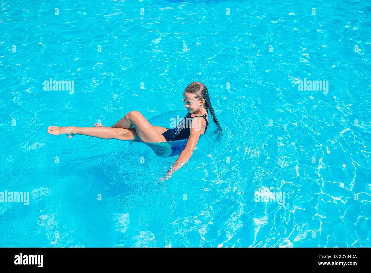 Woman with long hair floating in swimming pool -Fotos und -Bildmaterial in hoher Auflösung – Alamy