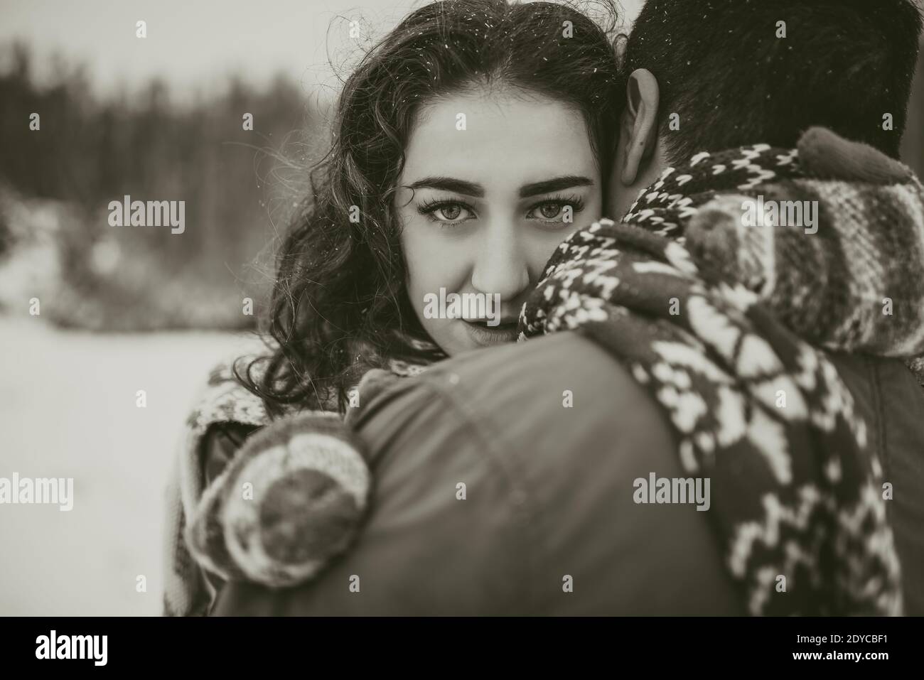 Zwei Liebende Stehen Stockfotos und -bilder Kaufen - Alamy