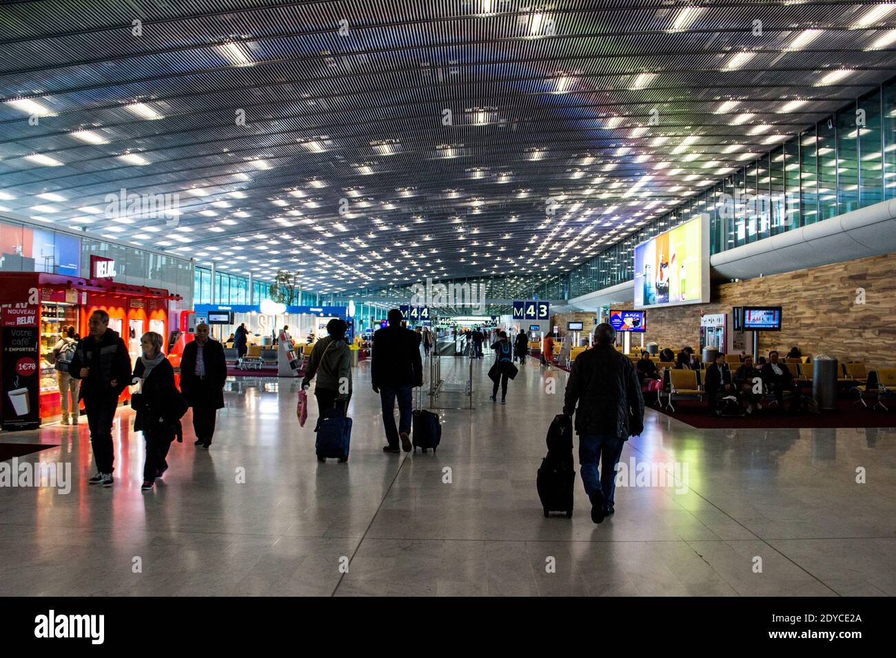 FRA - FLUGHAFEN ROISSY CHARLES DE GAULLE. Im Flughafen-Terminal Roissy ...