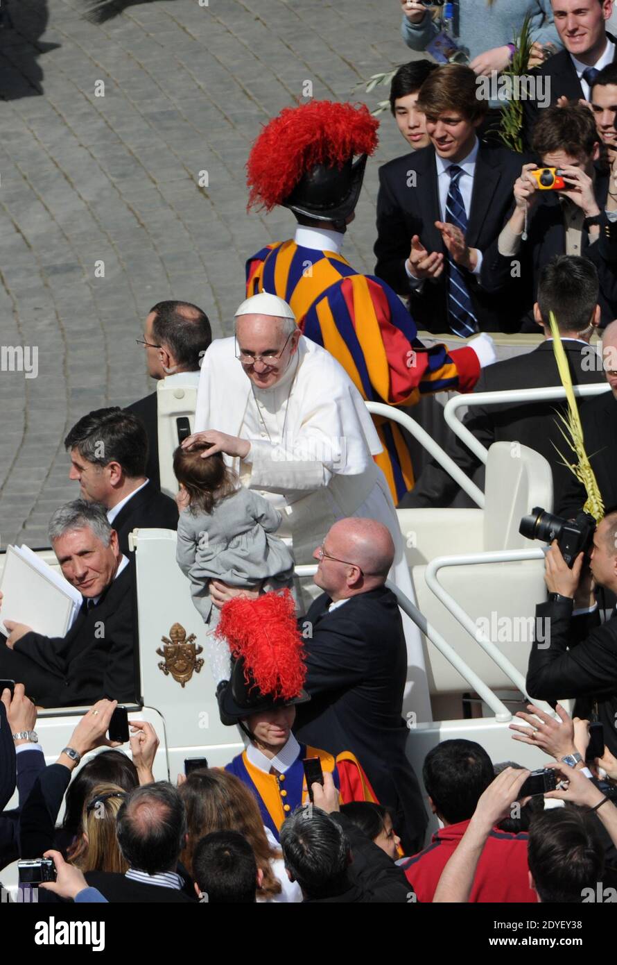 Papst Franziskus feiert am 24. März 2013 seine erste Palmsonntagsmesse ...