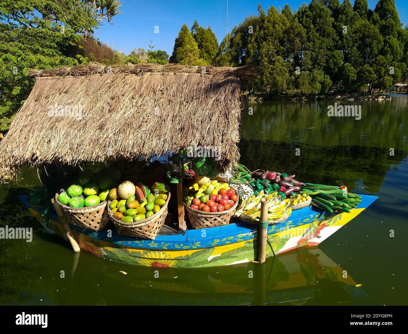 Boot beladen mit Gemüse und Obst. Transport von Waren auf dem Fluss in ...