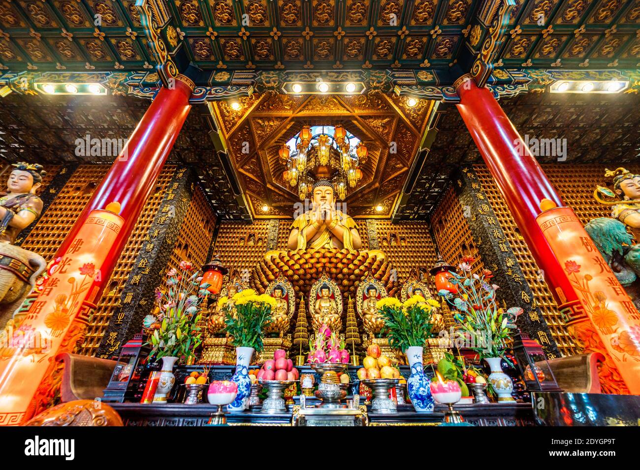 Ho Chi Minh, Vietnam - Dez 26 2020 : Innere des Thousand Buddha Tempels ...