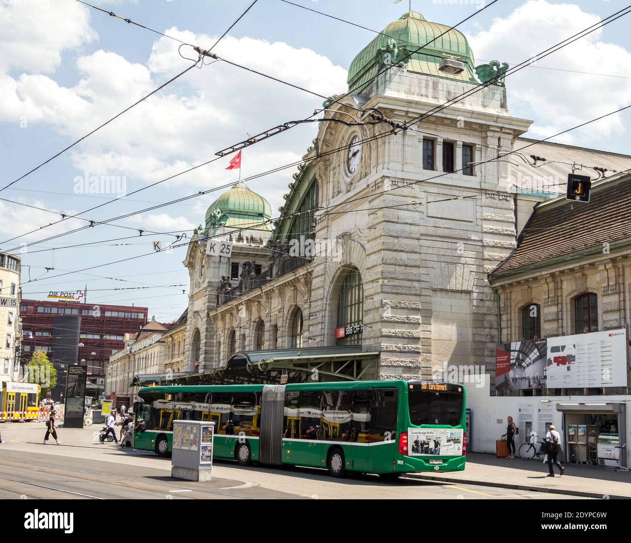 Basel, SCHWEIZ: Der Hauptbahnhof (Bahnhof Basel SBB) und die Trams Transit in vom Bahnhof ...