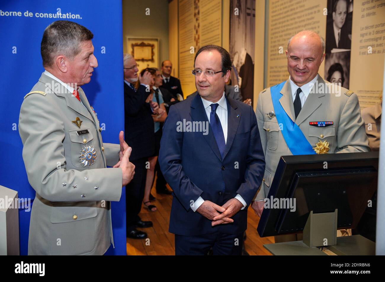 Präsident Francois Hollande mit dem Großkanzler und Armeegeneral Jean ...