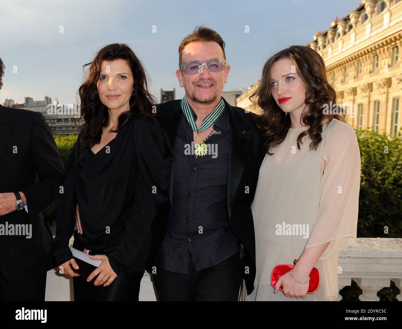 Bono, seine Frau Alison Hewson und seine Tochter Eve posieren für Fotos ...