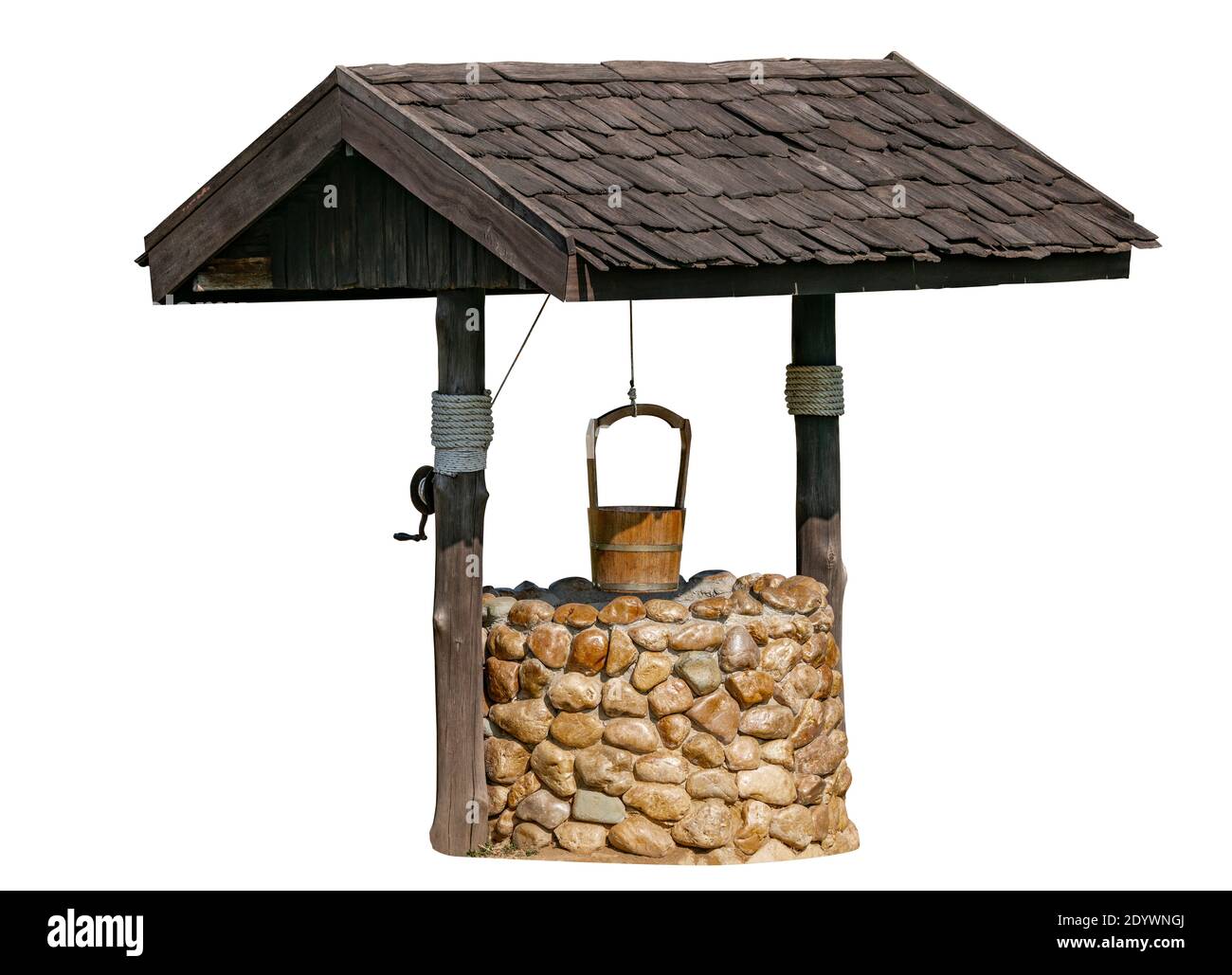 Outdoor Stein und Holz Wasserbrunnen auf weißem Hintergrund, isolierte ...