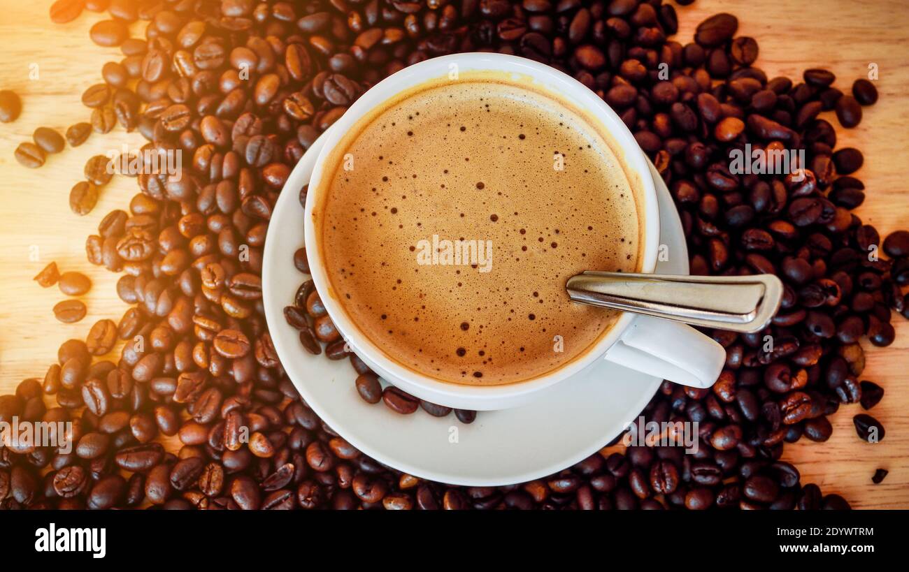Blick von oben auf die Kaffee Milch mit Bohnen auf Holztisch für Coffee ...