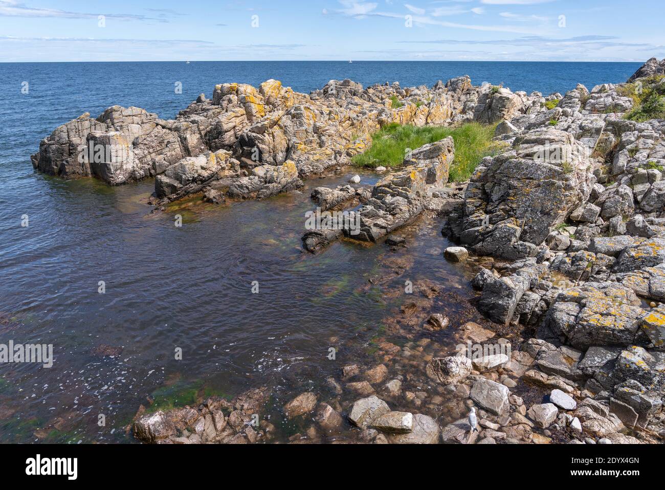 Schöne Felsküste auf der Insel Bornholm, Dänemark unter dem blauen ...