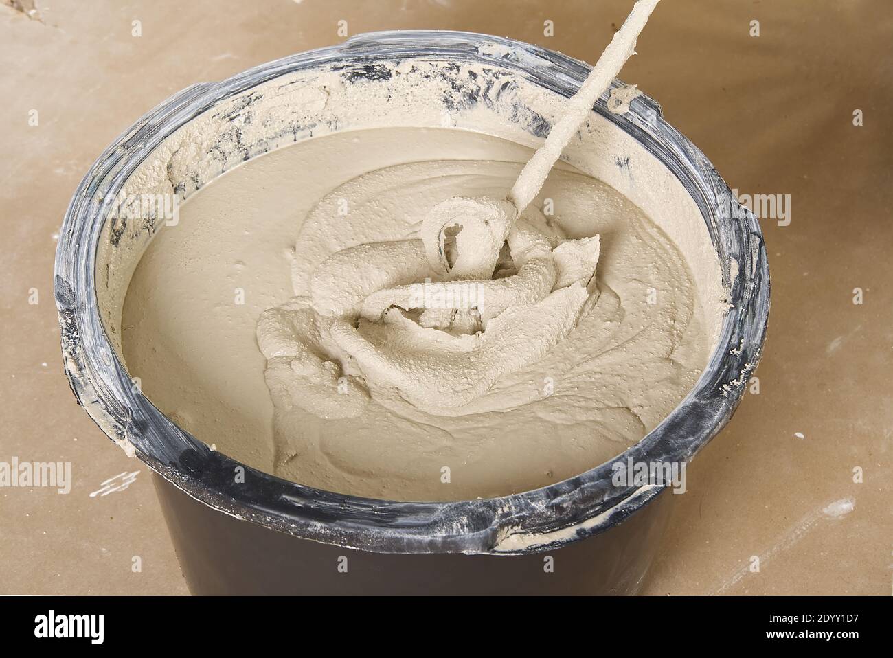 Man mixing cement in bucket -Fotos und -Bildmaterial in hoher Auflösung ...