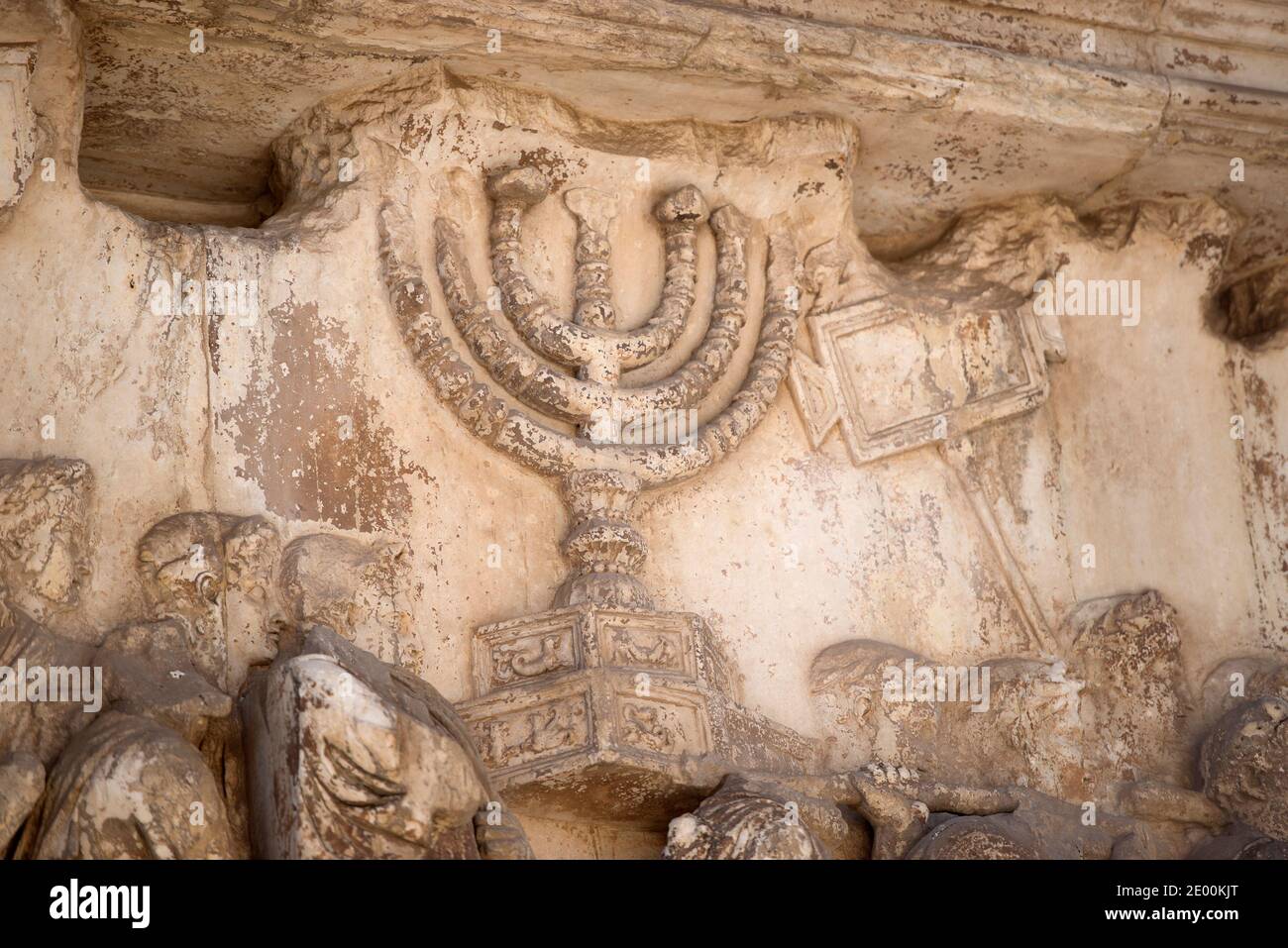 Die menorah auf dem titusbogen in rom -Fotos und -Bildmaterial in hoher ...