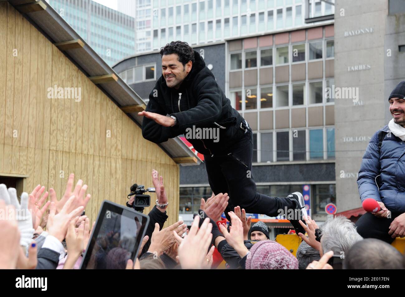 Maxime Musqua und die Wanderer werden von Jamel Debbouze begrüßt, als ...
