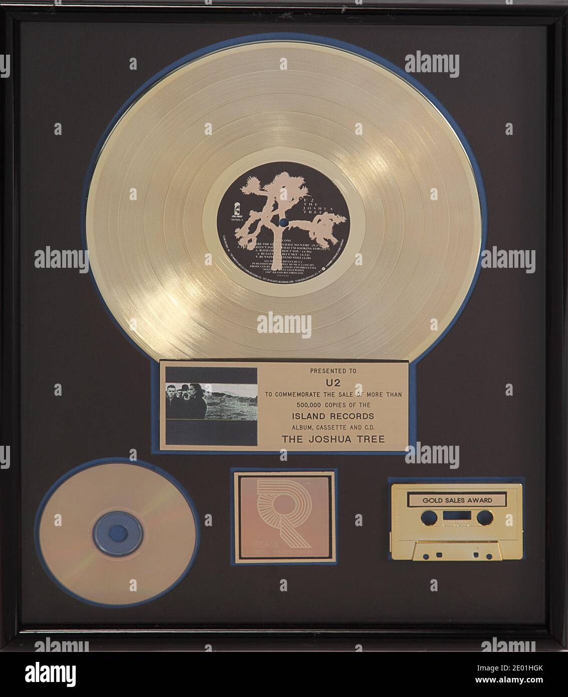 Der U2 Gold Record Award wird von der kommenden Icons & Idols: Rock 'n ...