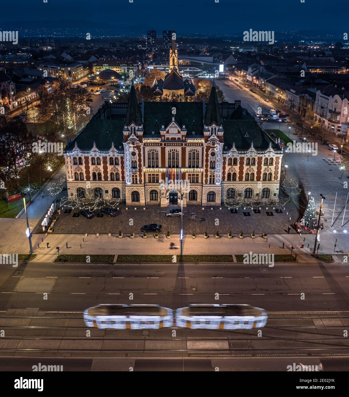 Budapest, Ungarn - Luftpanoramik von Ujpest Stadtzentrum mit Rathaus ...