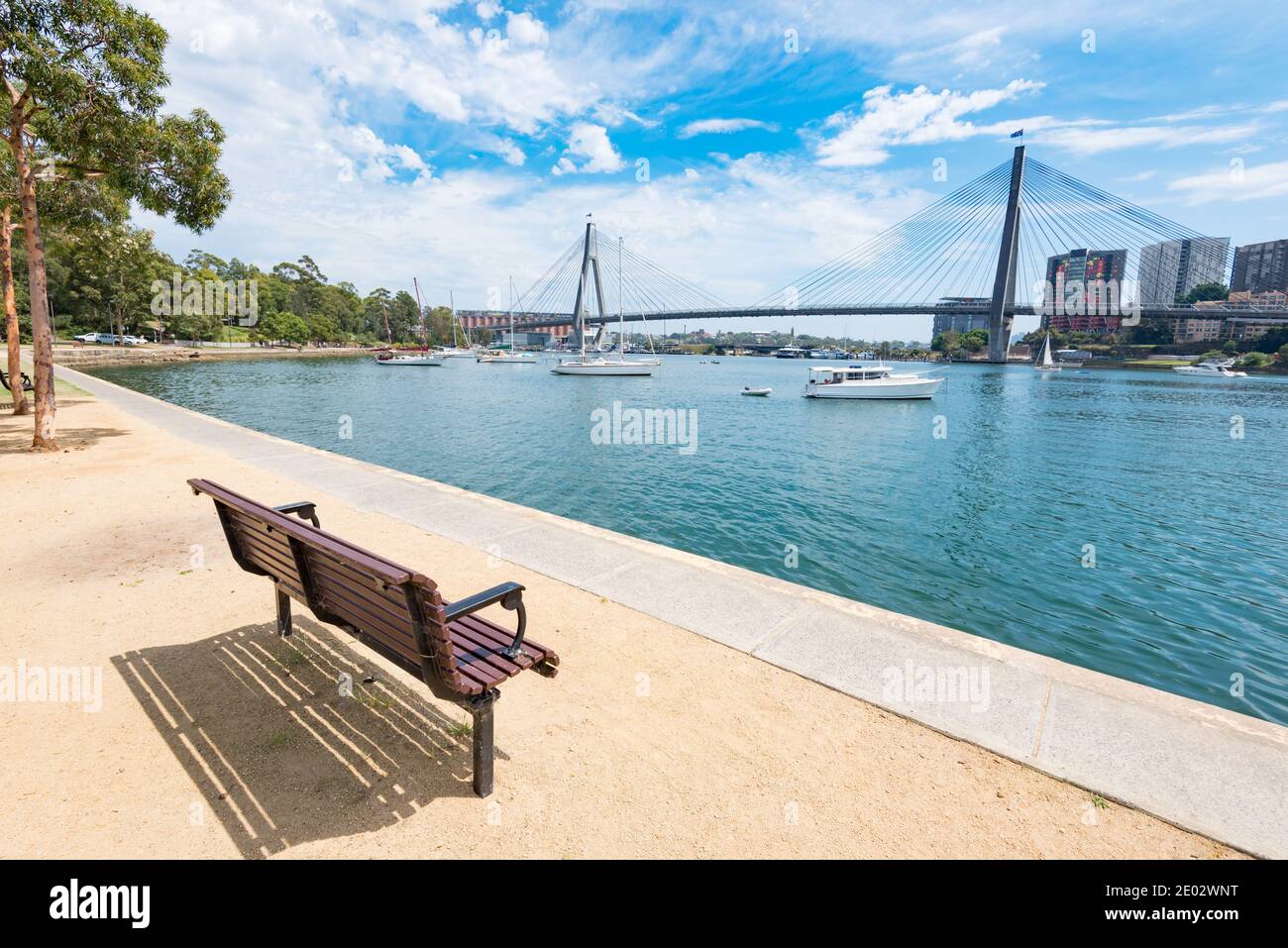 Blick von Blackwattle Bay in Glebe auf die ANZAC Bridge in Pyrmont, New ...