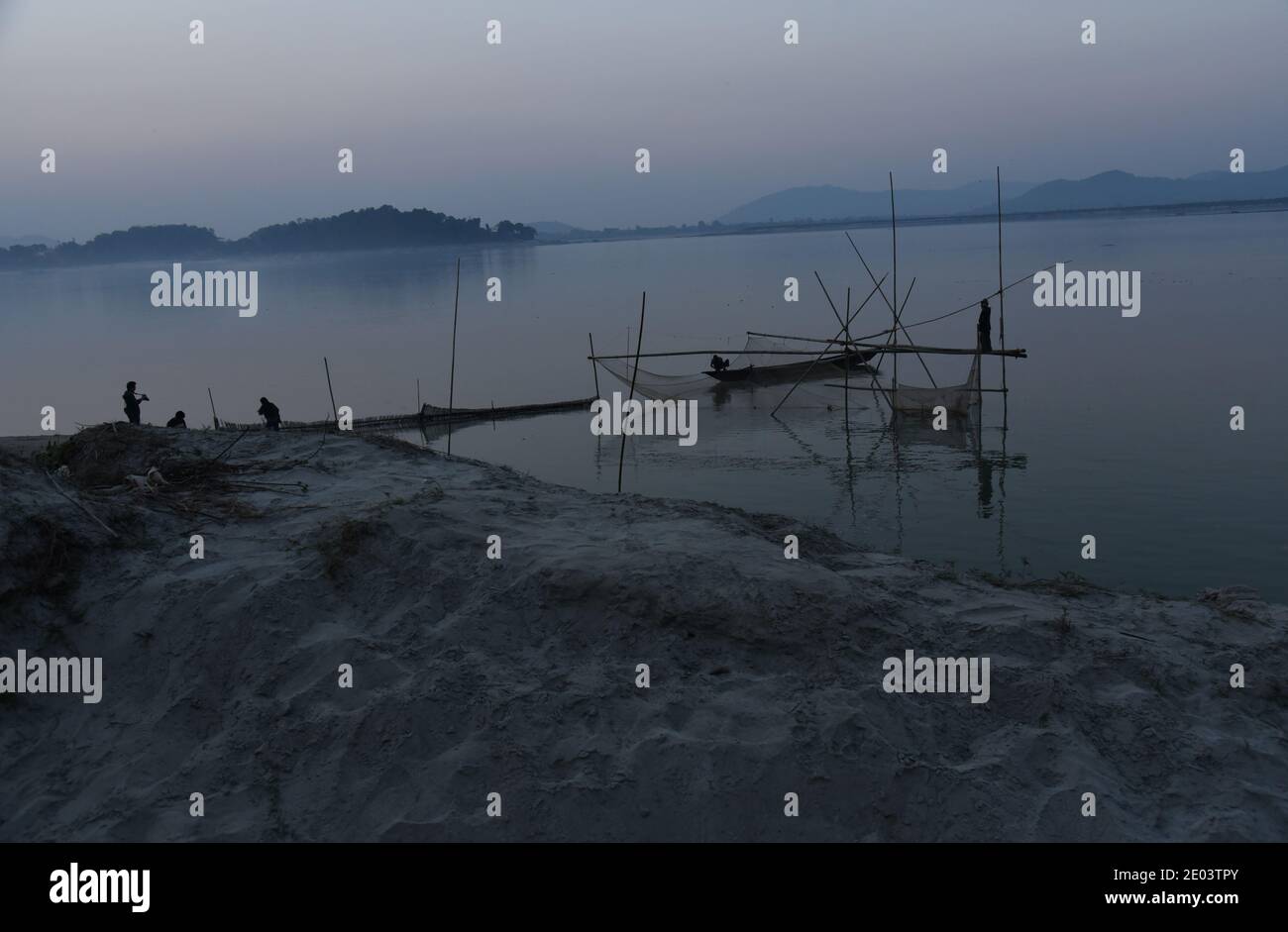 Guwahati, Assam, Indien. Dezember 2020. Indische Fischer sitzen in ...