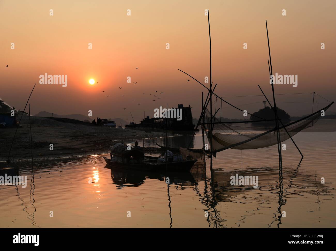 Guwahati, Assam, Indien. Dezember 2020. Indische Fischer sitzen in ...