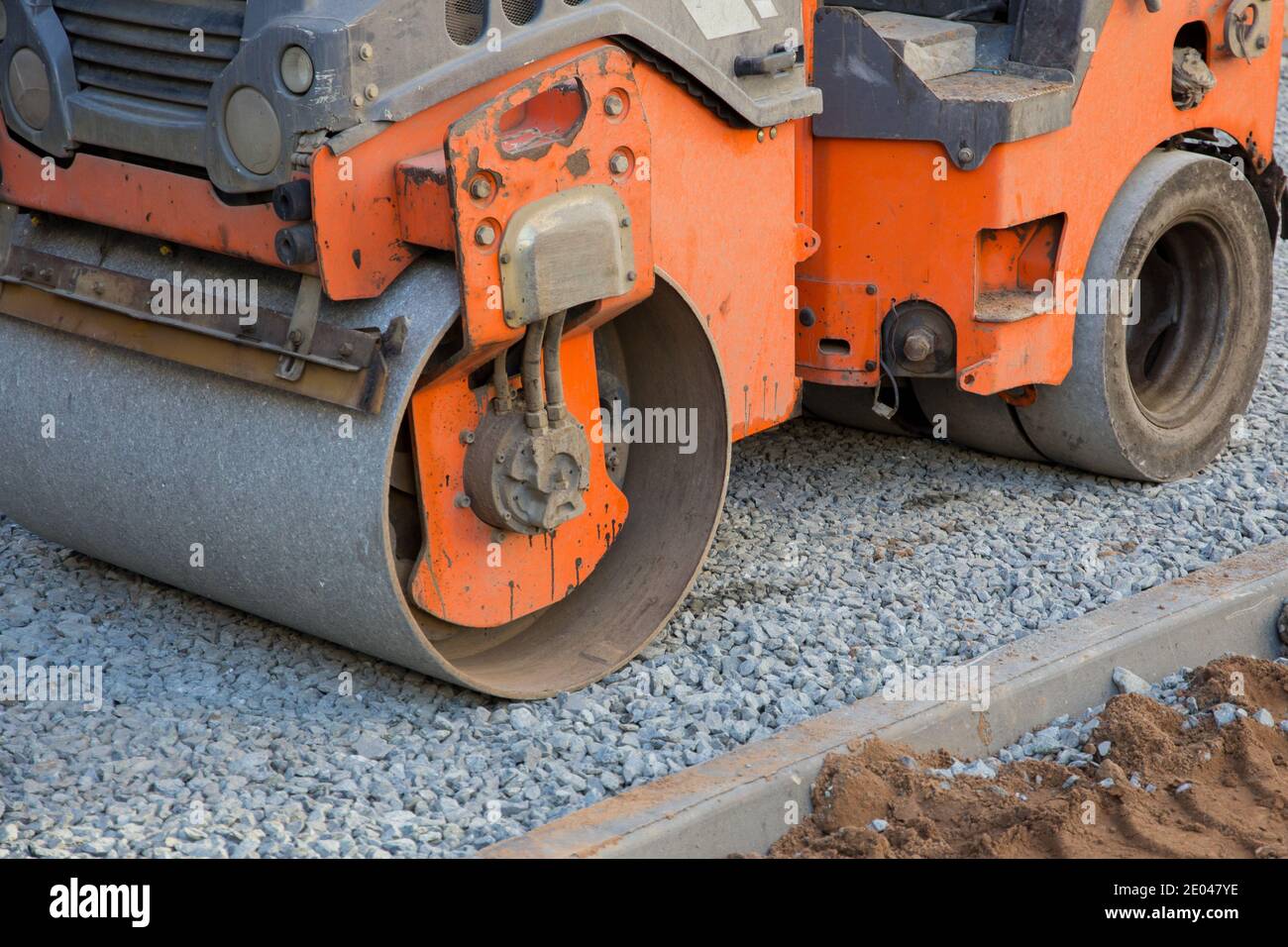 Entwicklung der städtischen Infrastruktur. Straßenbaustufe. Asphalt ...