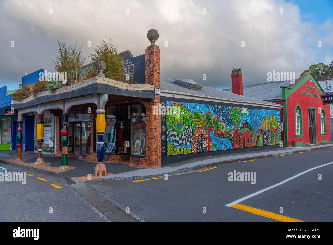 Hundertwasser wall painting in kawakawa -Fotos und -Bildmaterial in ...