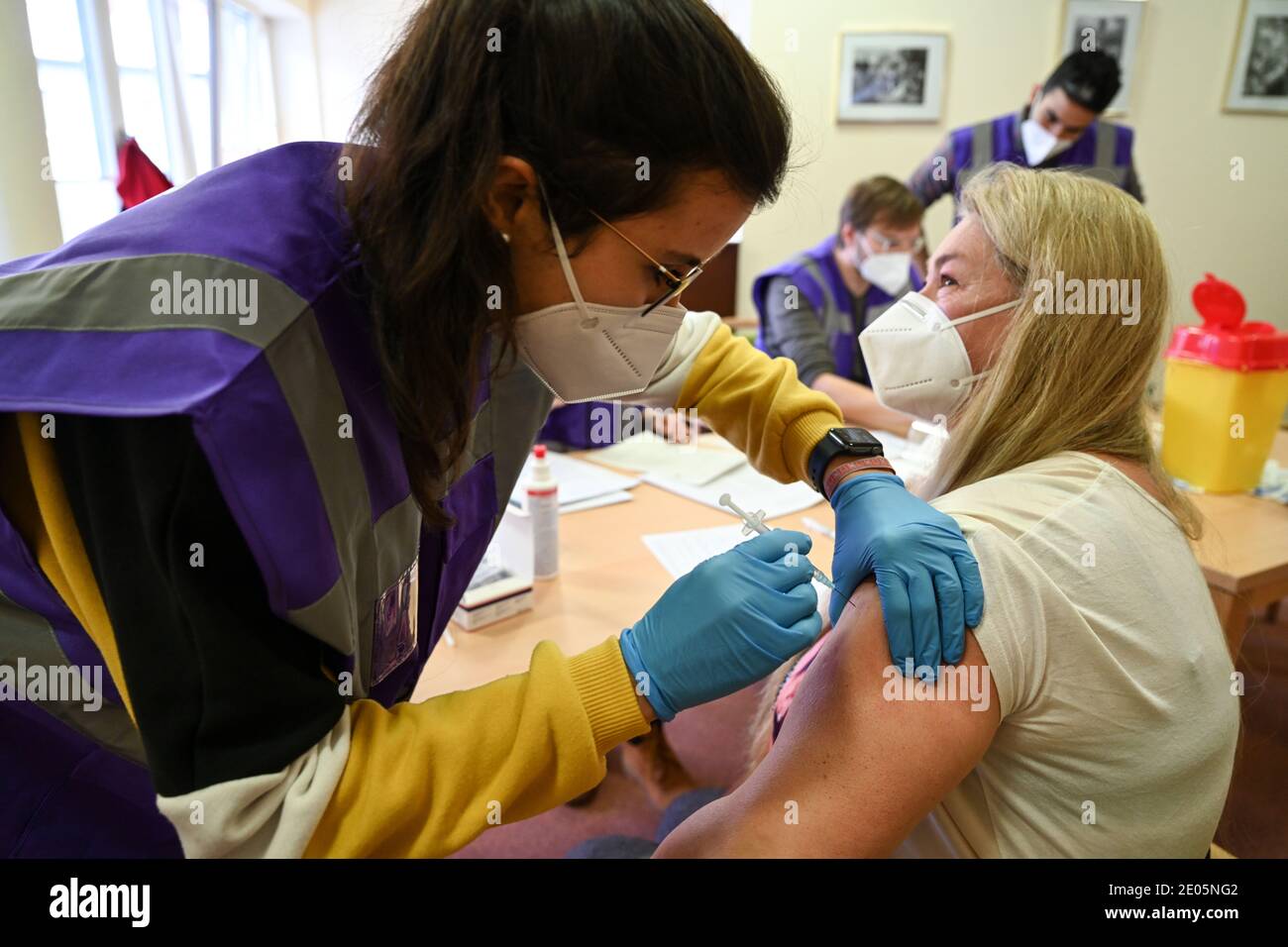 30. Dezember 2020, Baden-Württemberg, Straßberg: Krankenpfleger ...