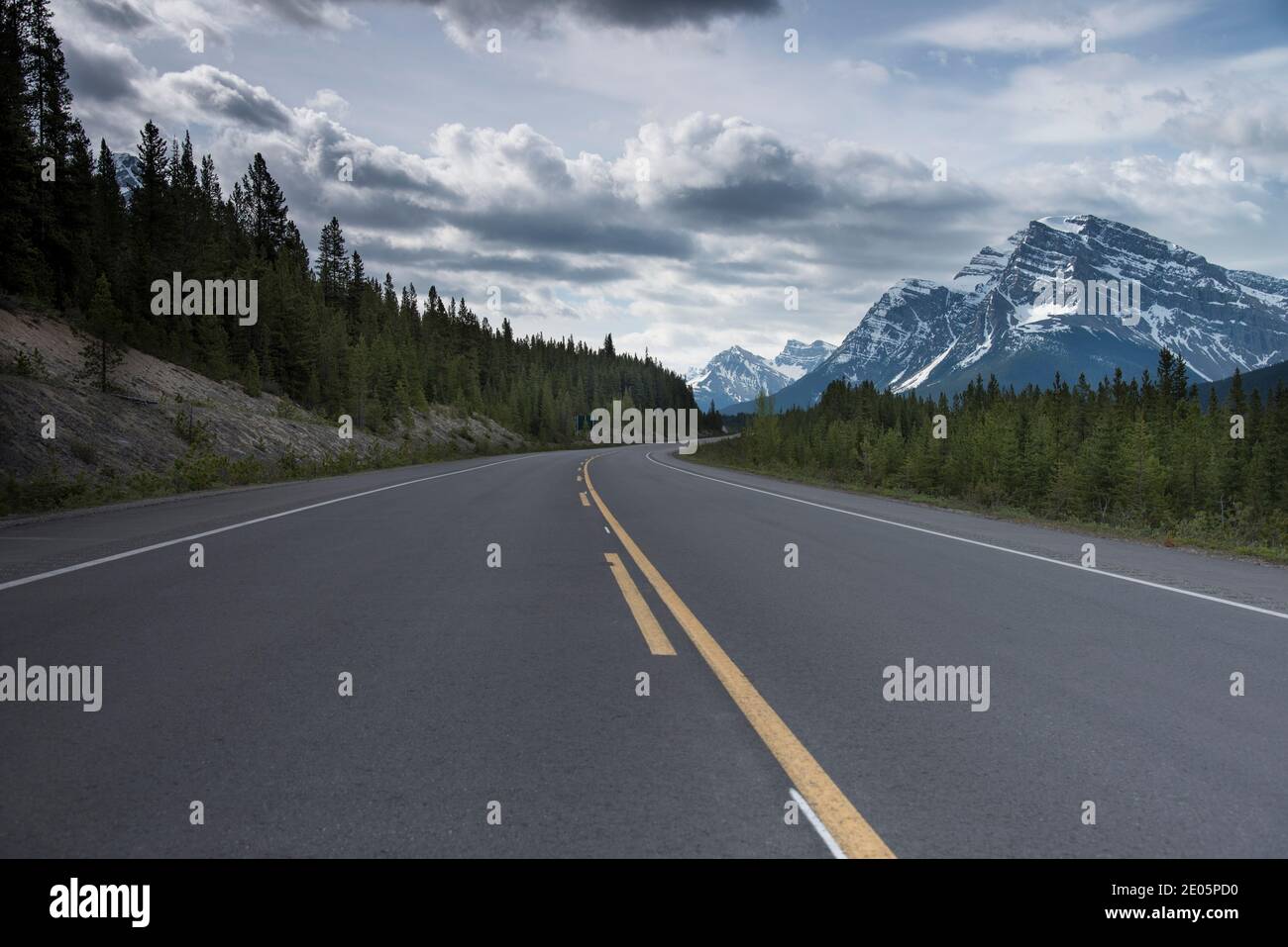 Mittlere straße -Fotos und -Bildmaterial in hoher Auflösung – Alamy