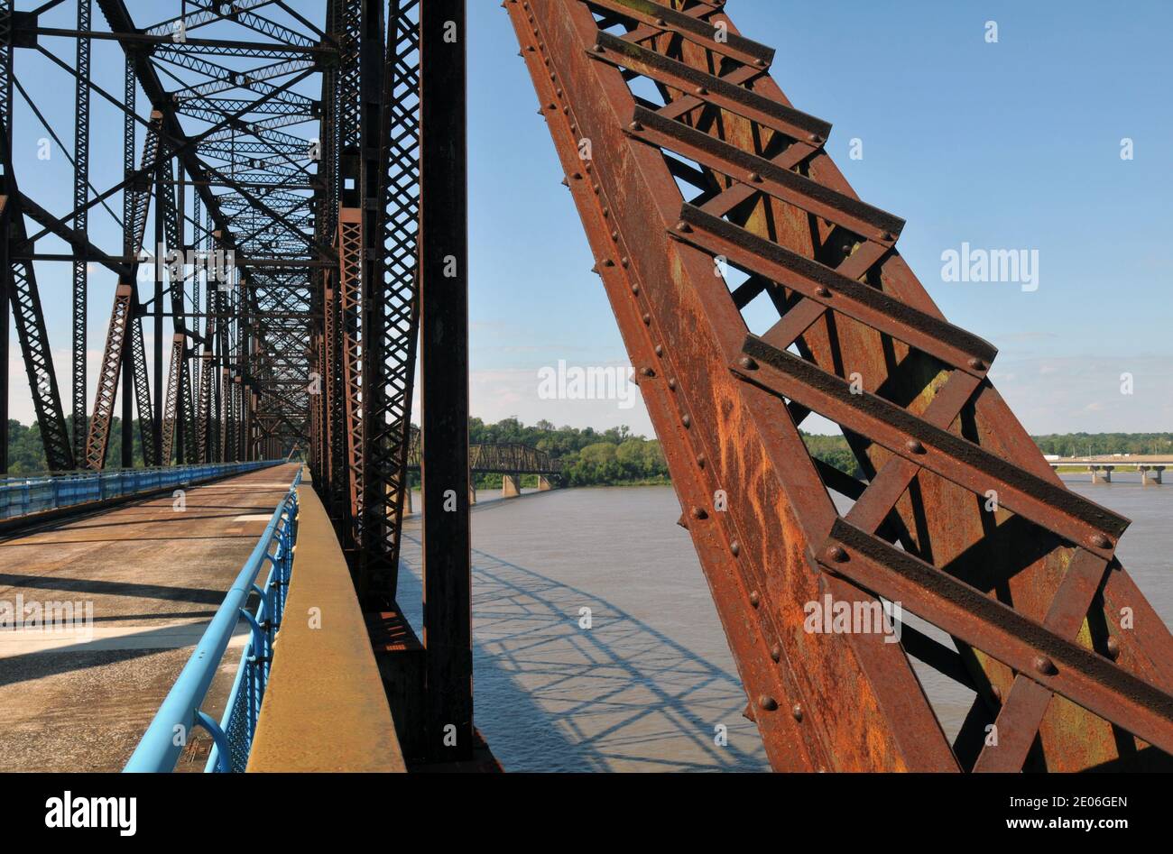 Die historische Chain of Rocks Bridge, die früher die Route 66 über den ...