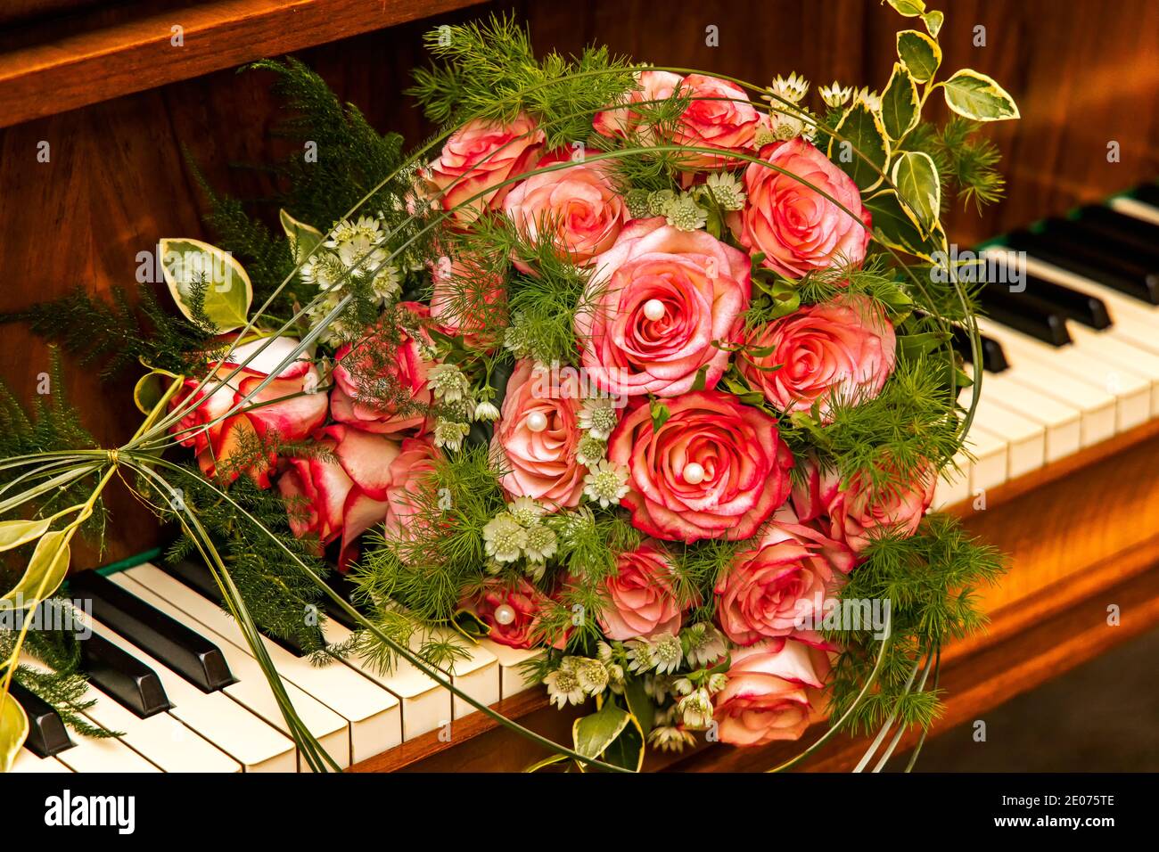Strauss rote rosen -Fotos und -Bildmaterial in hoher Auflösung – Alamy