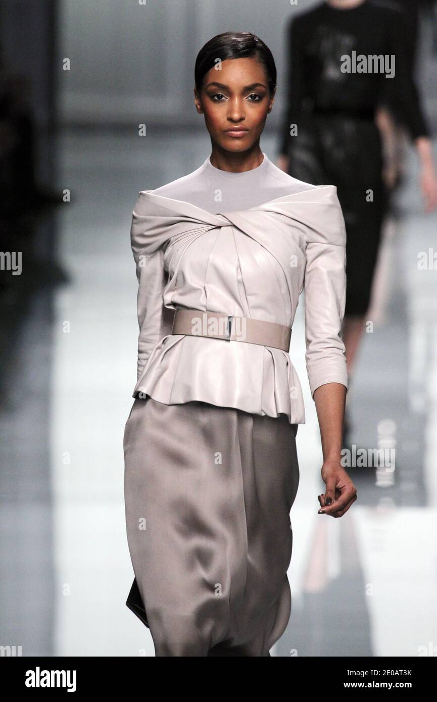 Ein Modell zeigt eine Kreation des britischen Designers Bill Gaytten ...