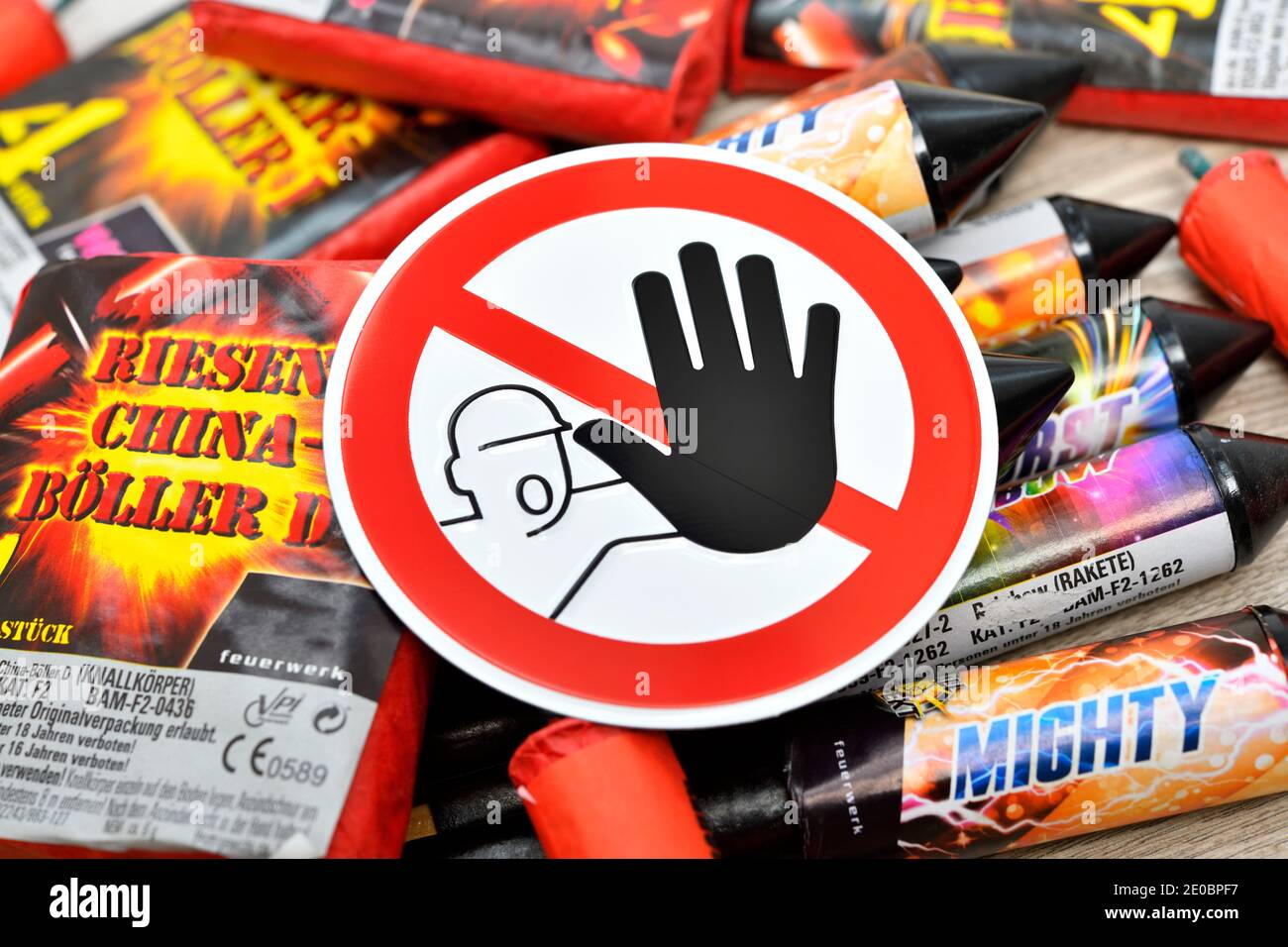 Feuerwerk warnzeichen -Fotos und -Bildmaterial in hoher Auflösung – Alamy