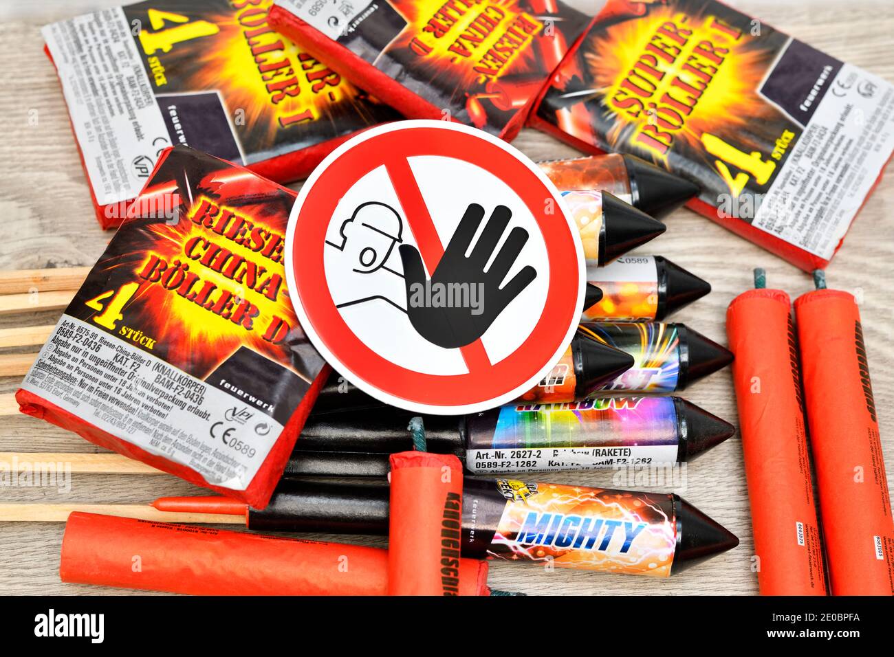 Feuerwerk warnzeichen -Fotos und -Bildmaterial in hoher Auflösung – Alamy