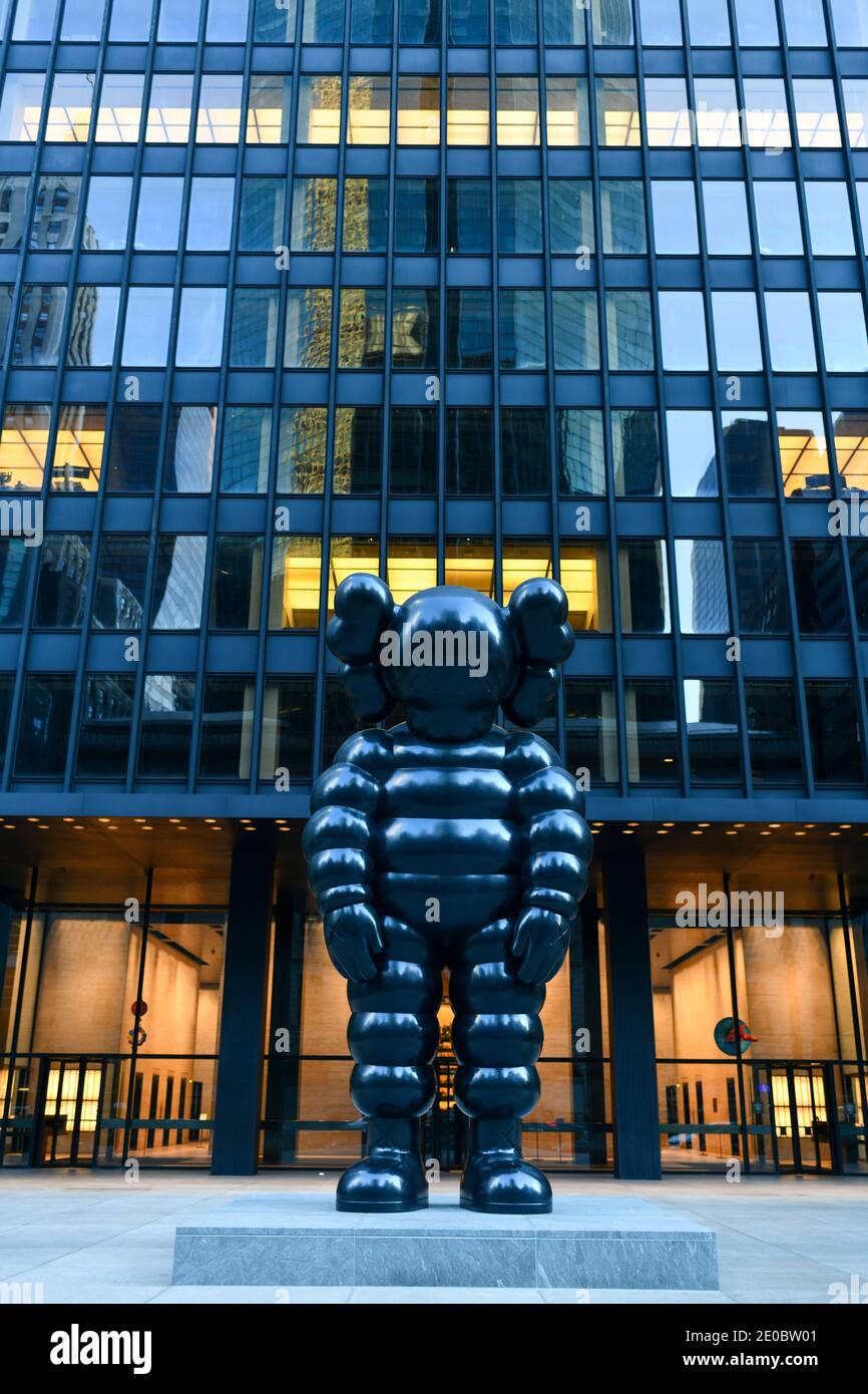 New York City - 14. November 2020: What Party Statue von KAWS in plaza ...