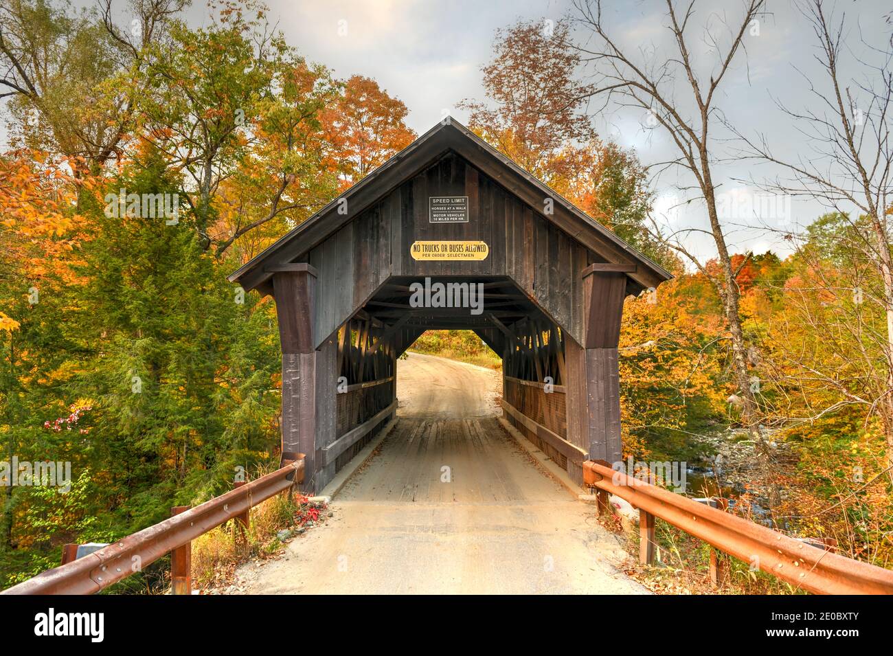 Rural Vermont Covered Bridge mit dem Namen Gold Brook in Stowe, Vermont ...