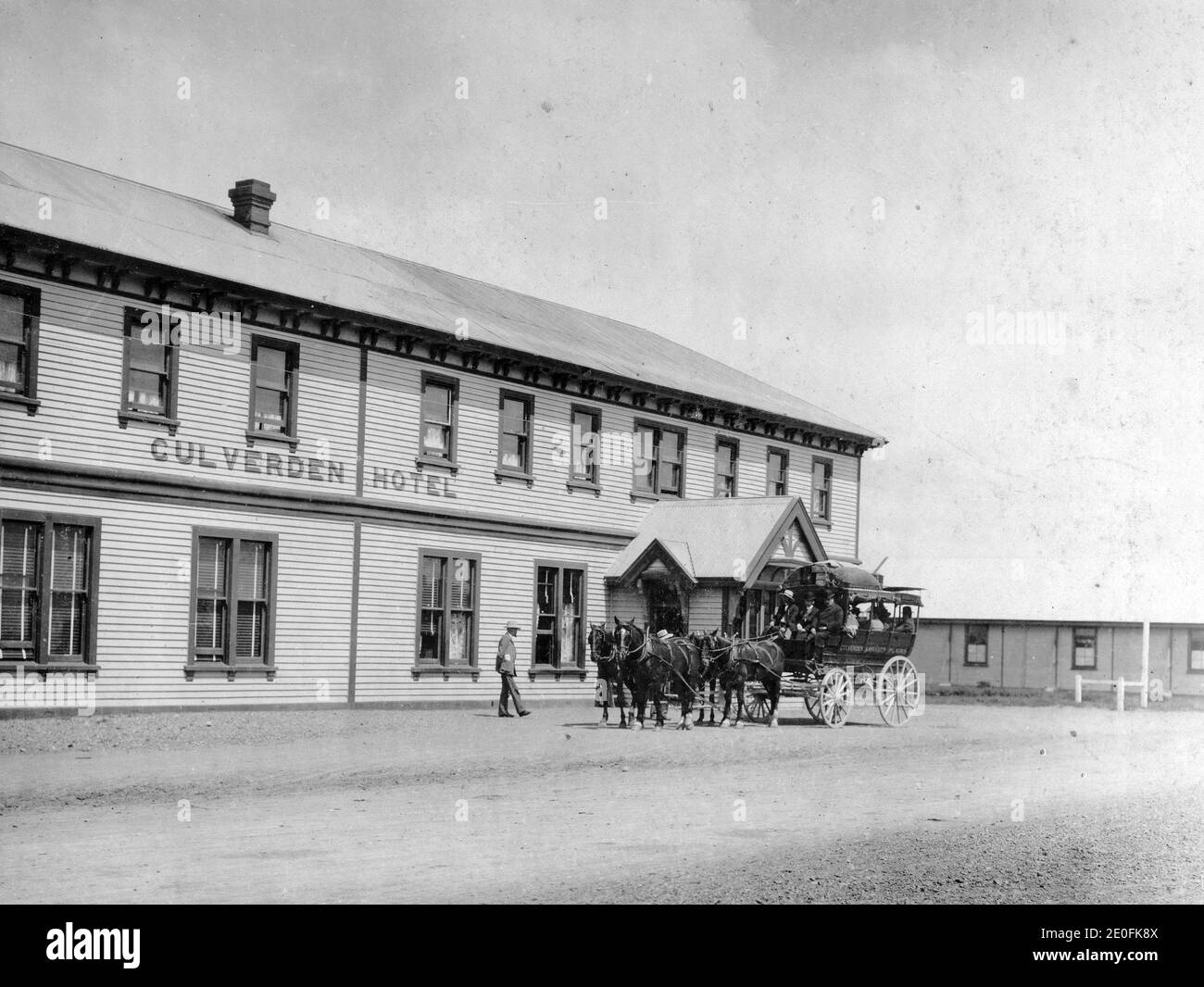 Der Bus verlässt das Culverden Hotel zur Hanmer Plains in Canterbury ...