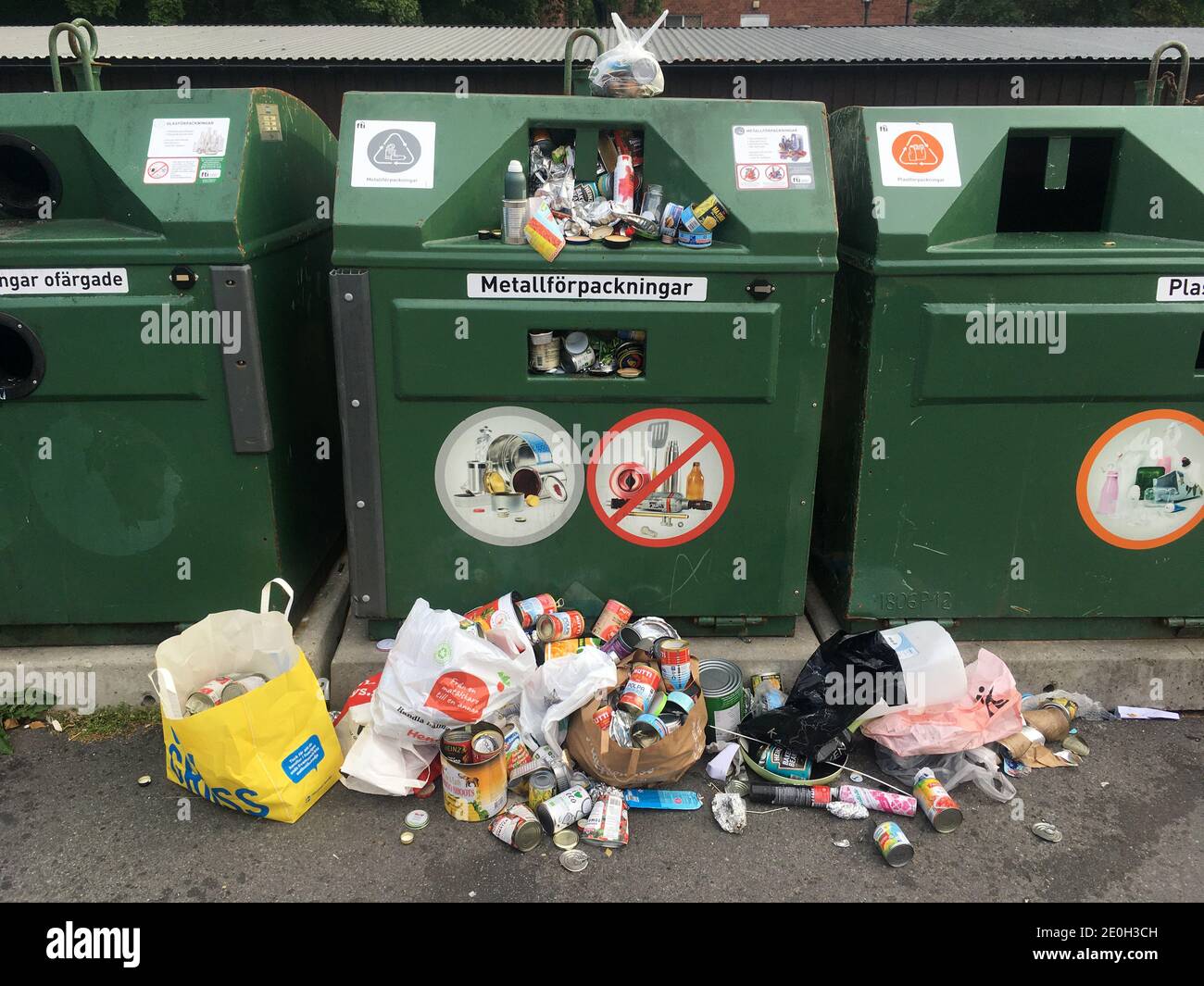 Recycling bins station -Fotos und -Bildmaterial in hoher Auflösung – Alamy