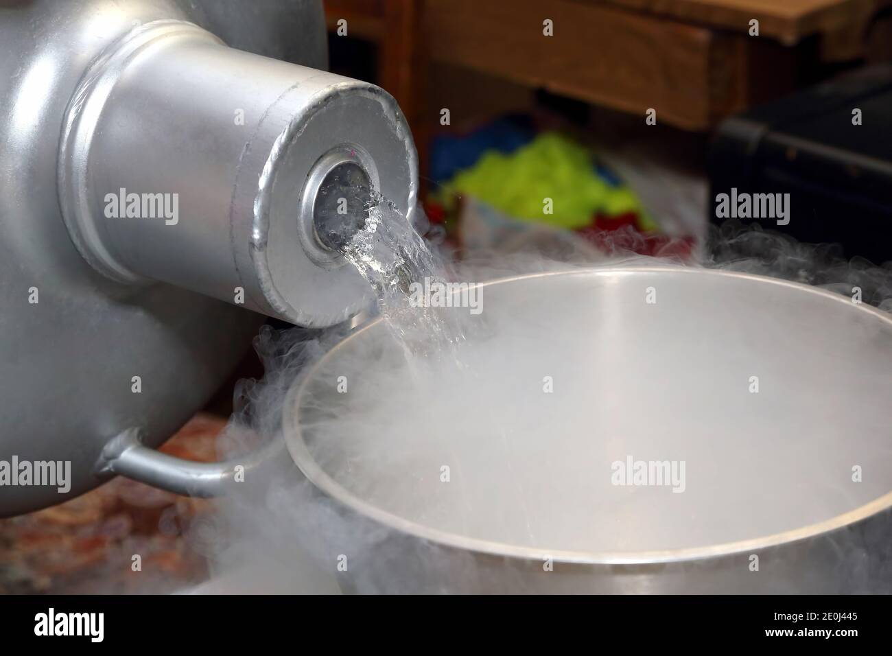 Stickstoff gas chemie -Fotos und -Bildmaterial in hoher Auflösung ...