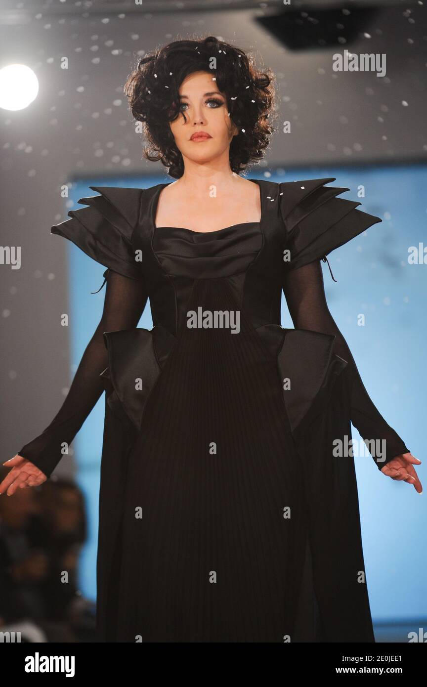Isabelle Adjani zeigt eine Kreation von Jean Luc Amsler Herbst-Winter ...