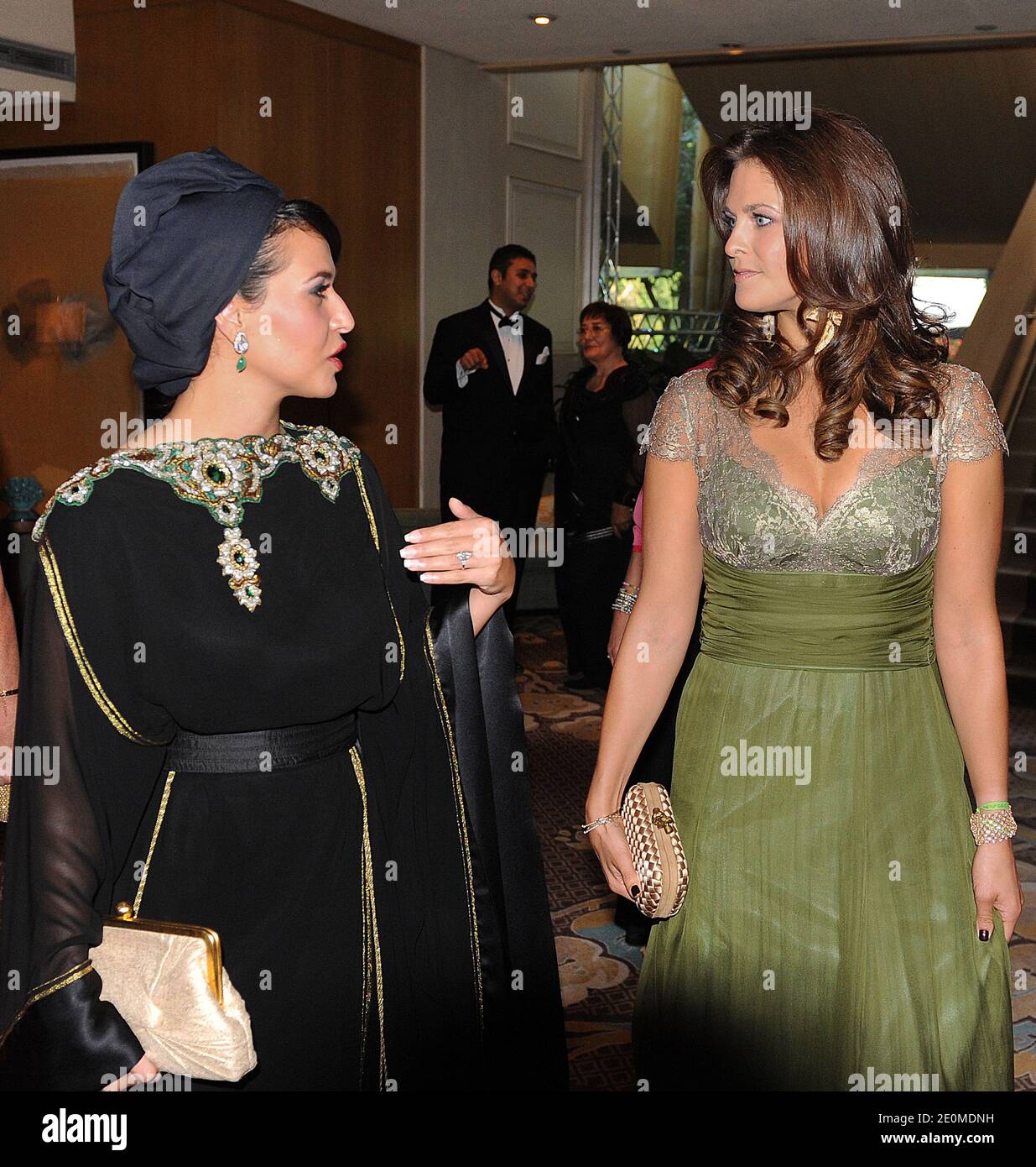 Prinzessin Sara bint Talal bin Abdulaziz Al Saud (L) und S.R.H ...