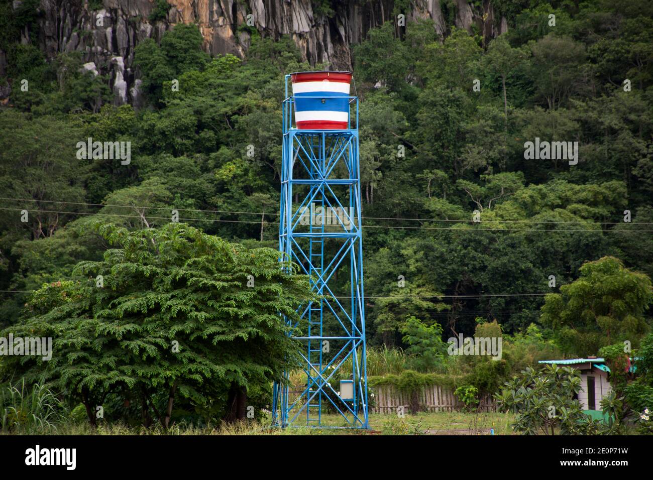 Landschaft mit Turm Tank Wasser artesian des kleinen Dorfes in park bei ...