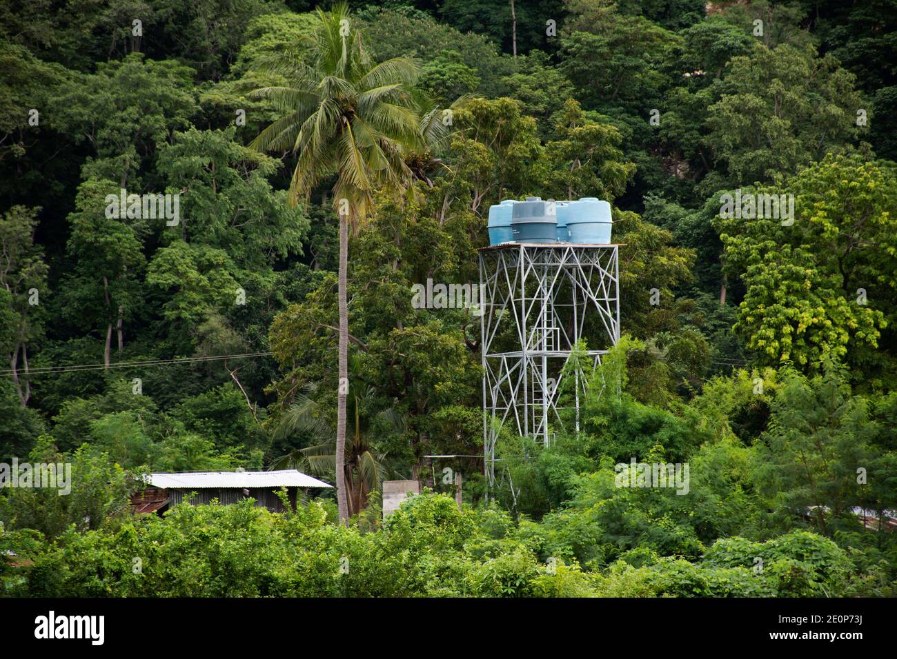 Landschaft mit Turm Tank Wasser artesischen Versorgungsanlage von klein ...