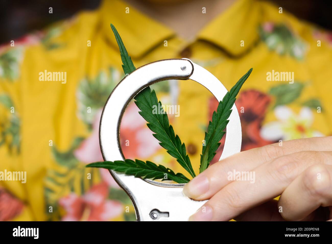 Frau in handschellen -Fotos und -Bildmaterial in hoher Auflösung – Alamy