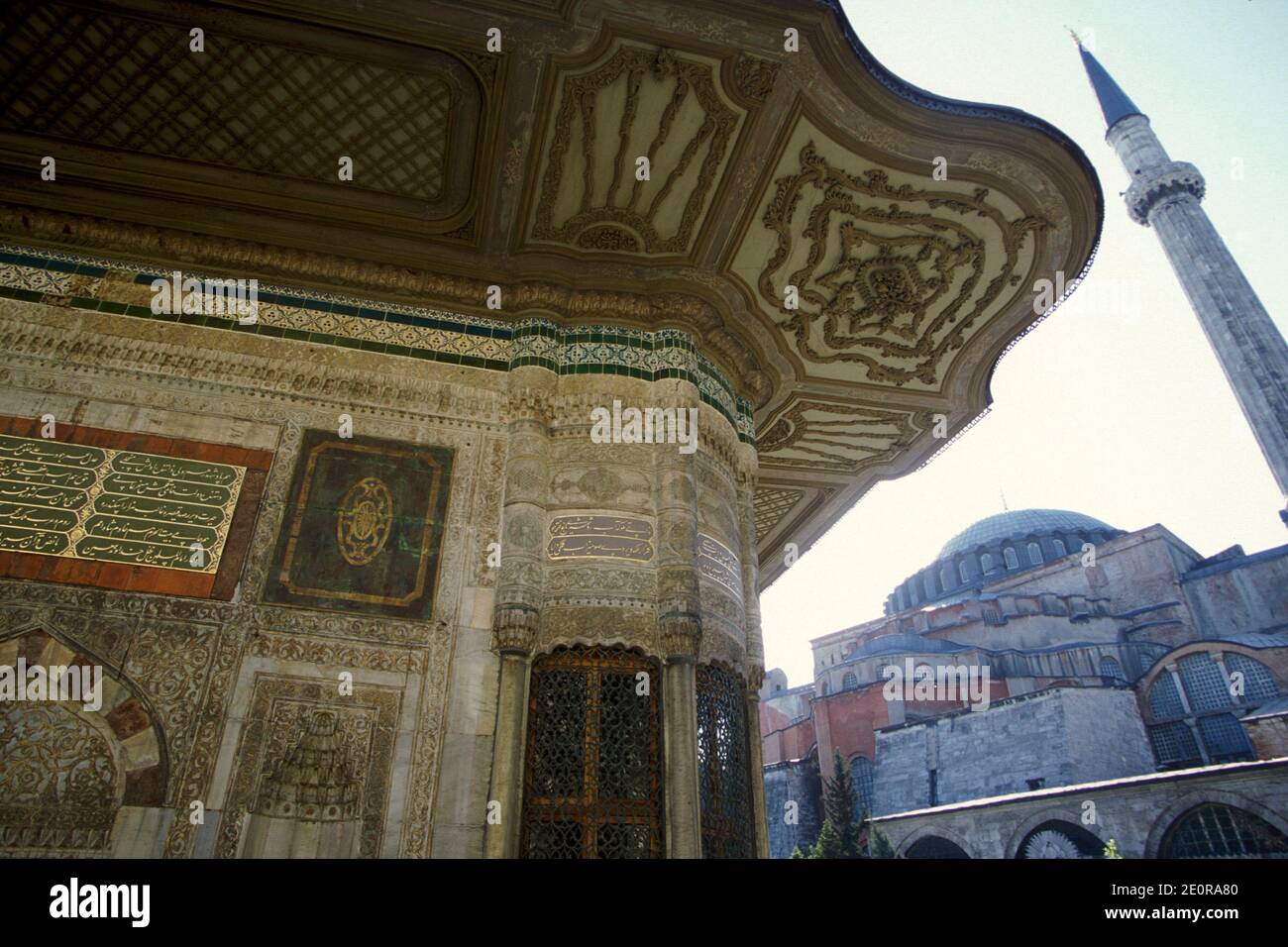Der Sultan Ahmed ll Brunnen an der Hagia Sophia oder Ayasofya in der ...