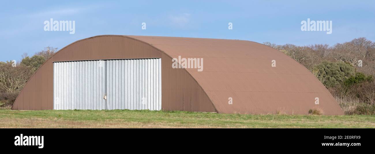 Die verbliebenen Blister-Flugzeughanger auf dem Gelände des ehemaligen ...