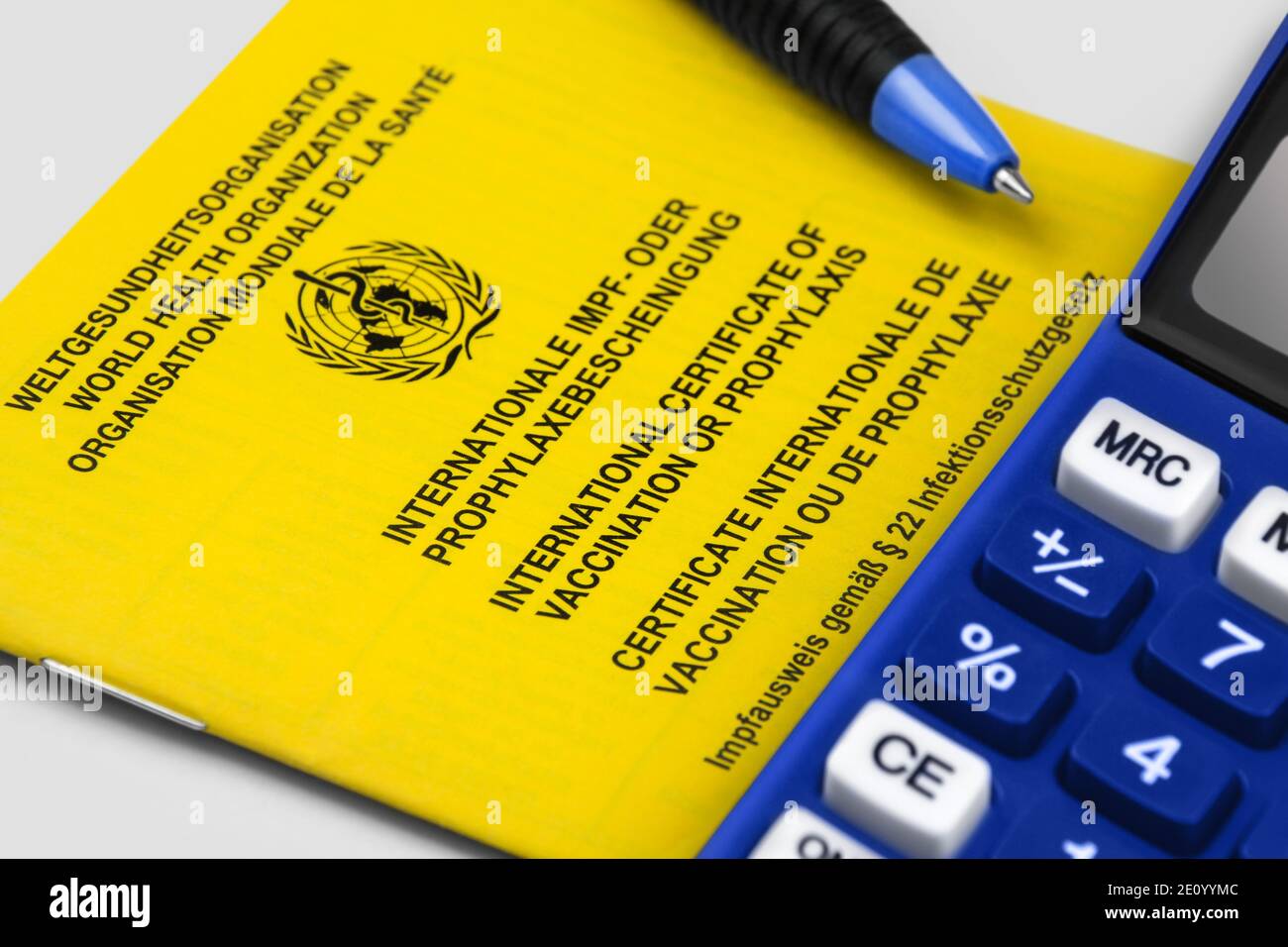 Internationaler Impfpass und Rechner auf weißem Hintergrund ...